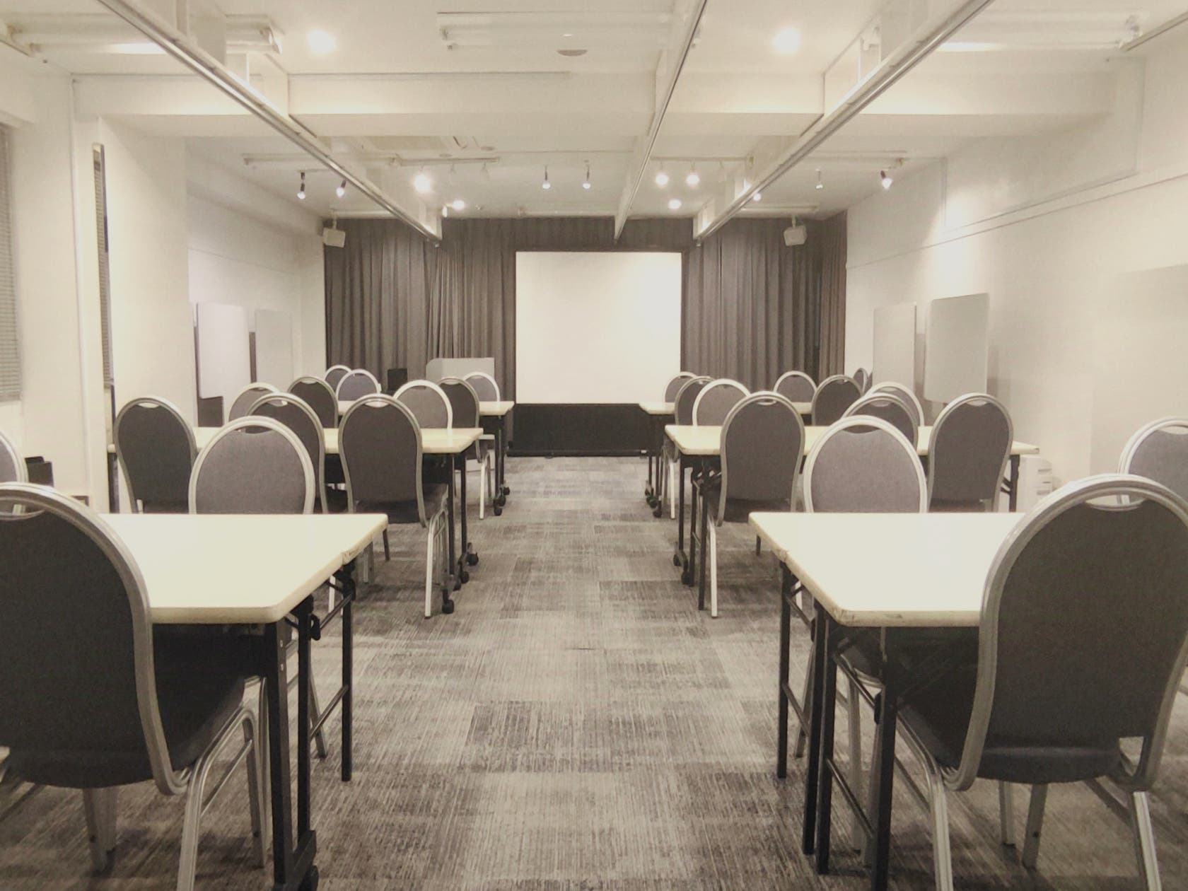 【横浜駅 徒歩5分】1h3300円～！最大60名着席可(シアター形式）イベント/控室/配信/撮影/会議や説明会など★の写真6