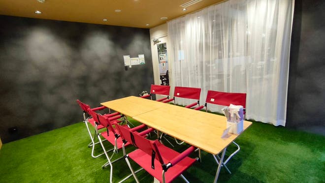 志木駅南口徒歩30秒 人工芝のキャンプ風会議室(ミーティングルームD)の写真1