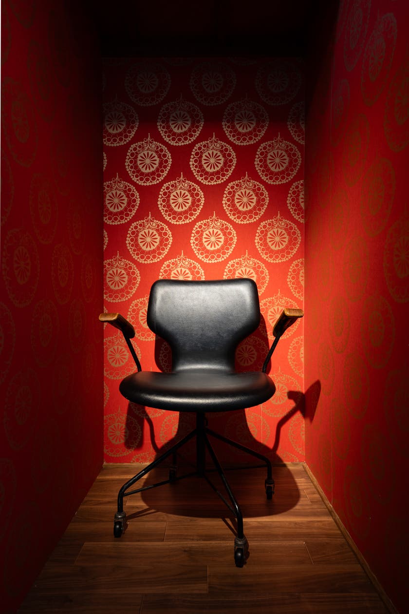 2号店 西新宿駅1分撮影スタジオ📷/機材無料📹/背景紙・モニターあり/真紅ベルベット/デザイナーズ家具🪑の写真10