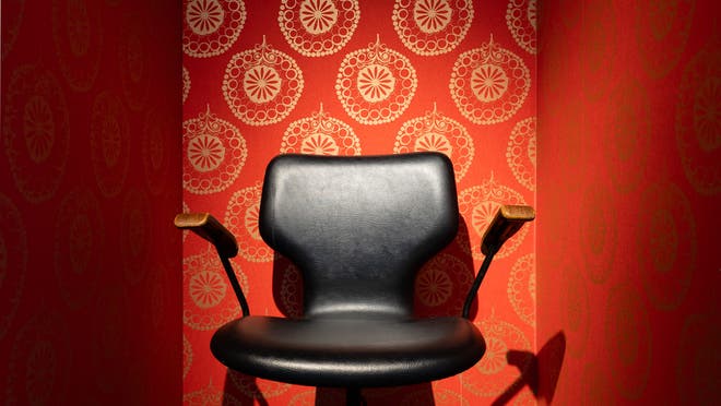 2号店 西新宿駅1分撮影スタジオ📷/機材無料📹/背景紙・モニターあり/真紅ベルベット/デザイナーズ家具🪑の写真10