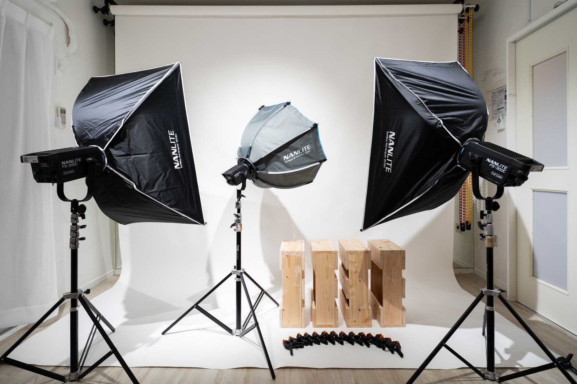 2号店 西新宿駅1分撮影スタジオ📷/機材無料📹/背景紙・モニターあり/真紅ベルベット/デザイナーズ家具🪑の写真16