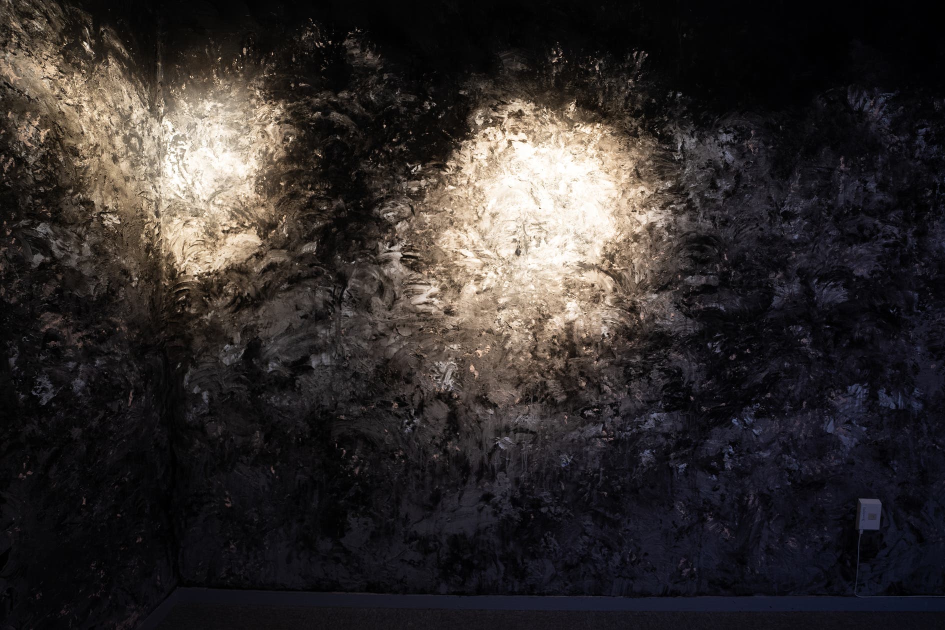 2号店 西新宿駅1分撮影スタジオ📷/機材無料📹/背景紙・モニターあり/真紅ベルベット/デザイナーズ家具🪑の写真19