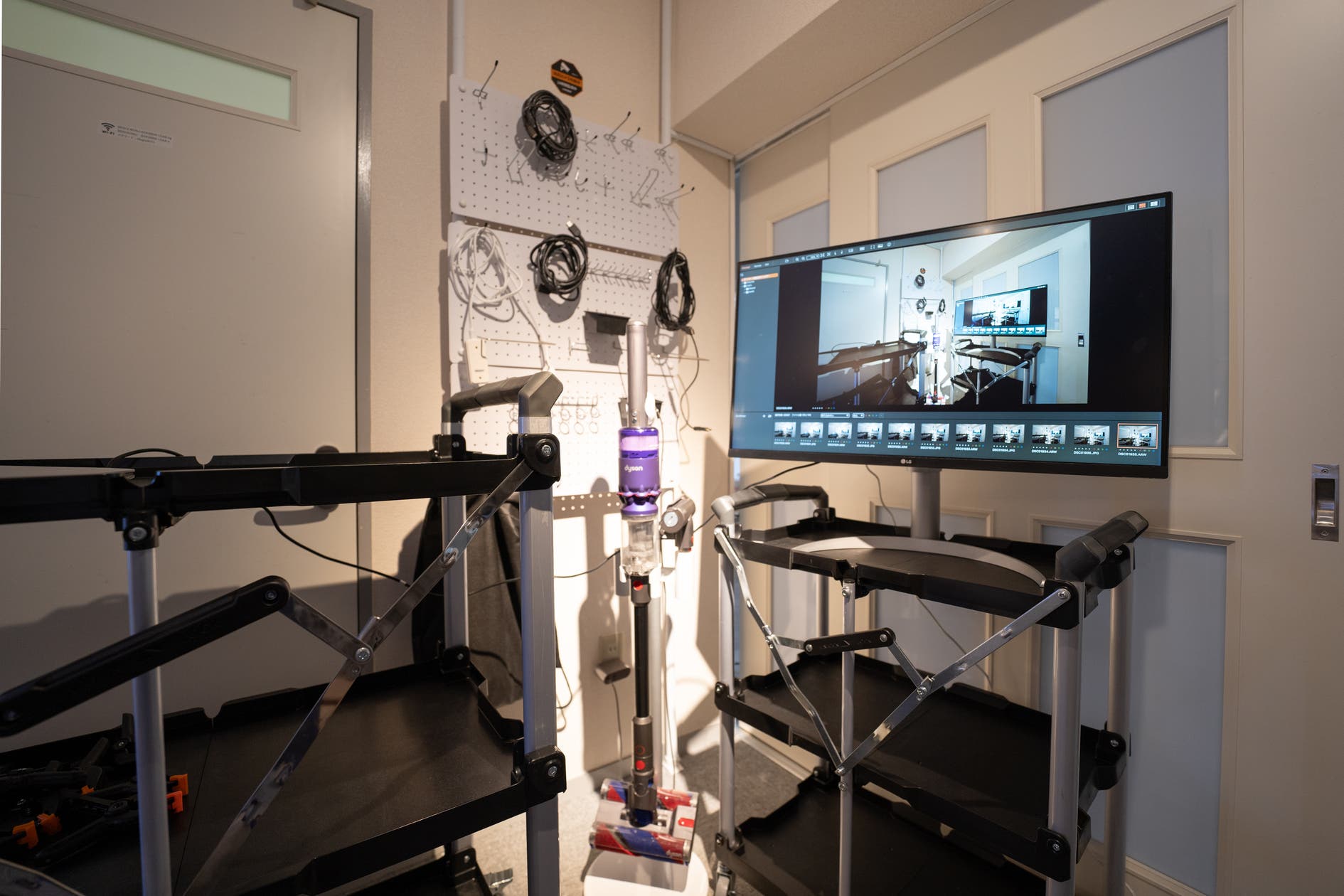 2号店 西新宿駅1分撮影スタジオ📷/機材無料📹/背景紙・モニターあり/真紅ベルベット/デザイナーズ家具🪑の写真20