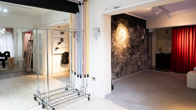 2号店 西新宿駅1分撮影スタジオ📷/機材無料📹/背景紙・モニターあり/真紅ベルベット/デザイナーズ家具🪑の写真21