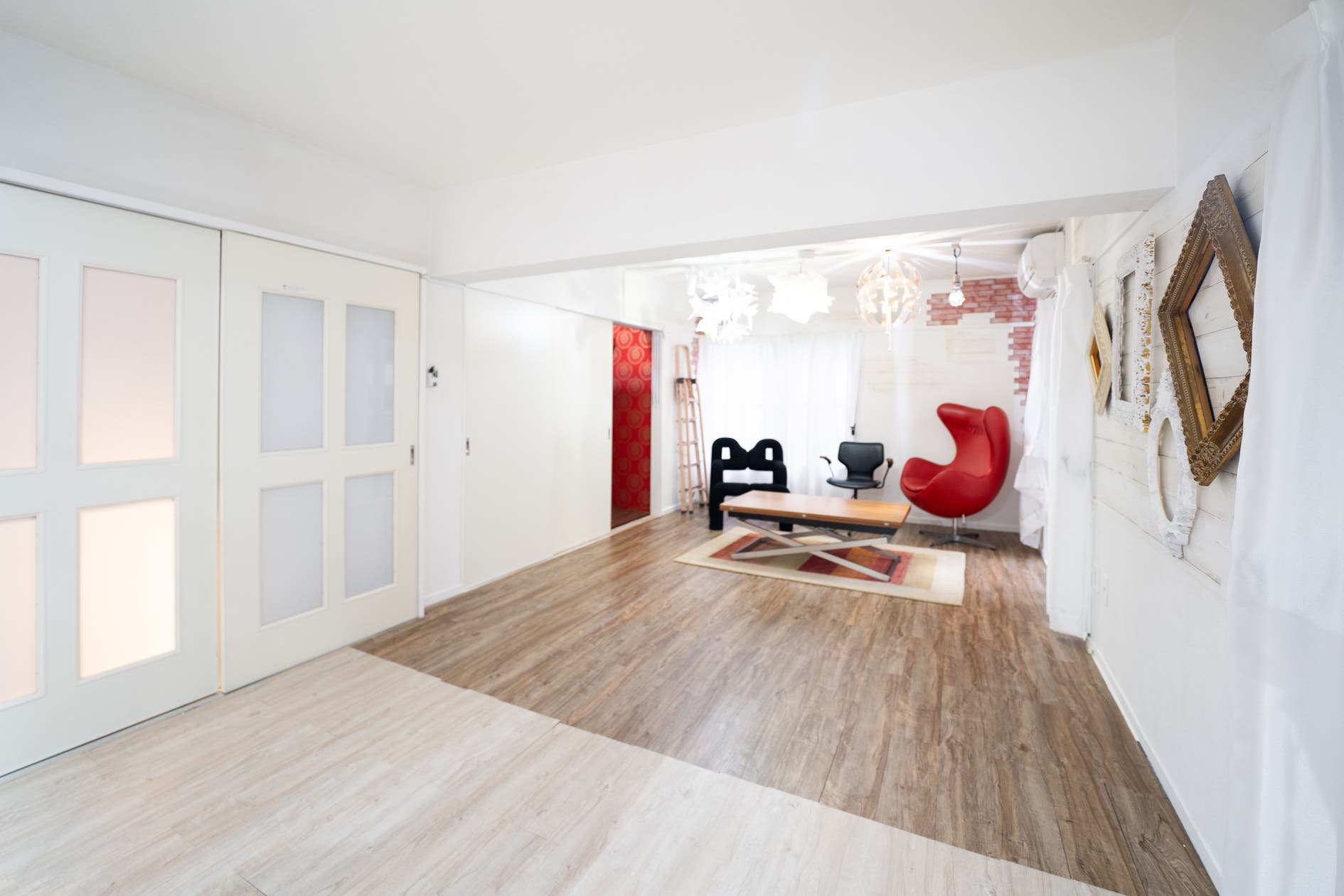 2号店 西新宿駅1分撮影スタジオ📷/機材無料📹/背景紙・モニターあり/真紅ベルベット/デザイナーズ家具🪑の写真22