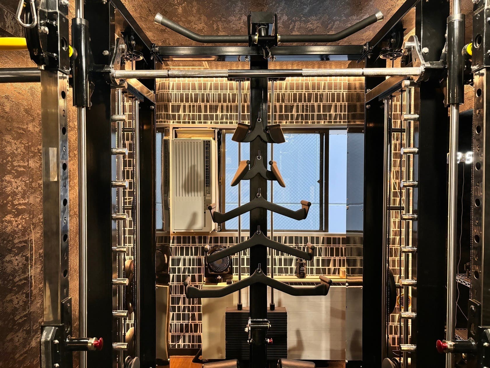 【渋谷駅4分】マルチラックやダンベル完備！スタイリッシュな個室ジムの写真5