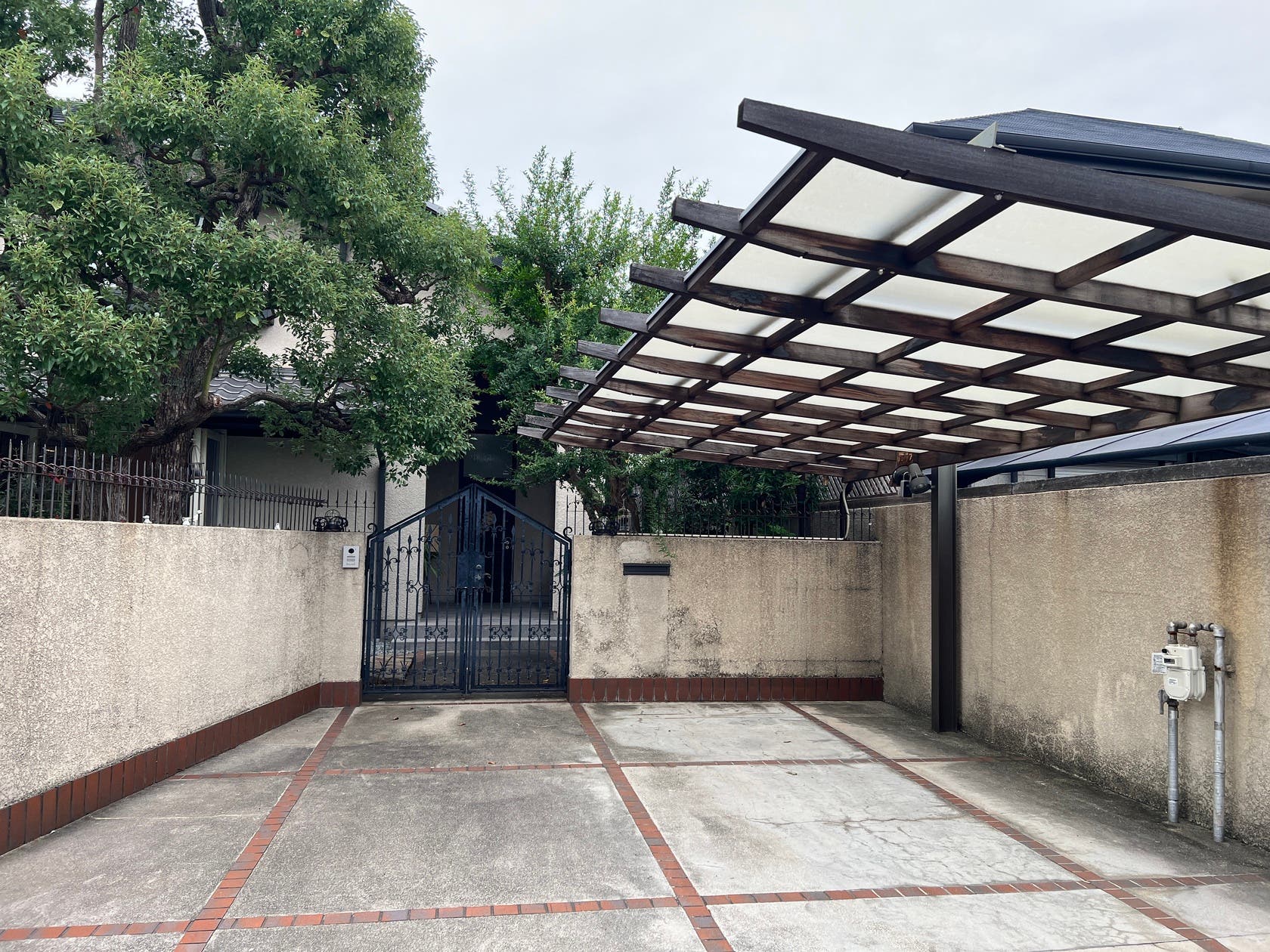 スペース前駐車場（１台駐車OK）＊車高2mまで・屋根付きの画像2