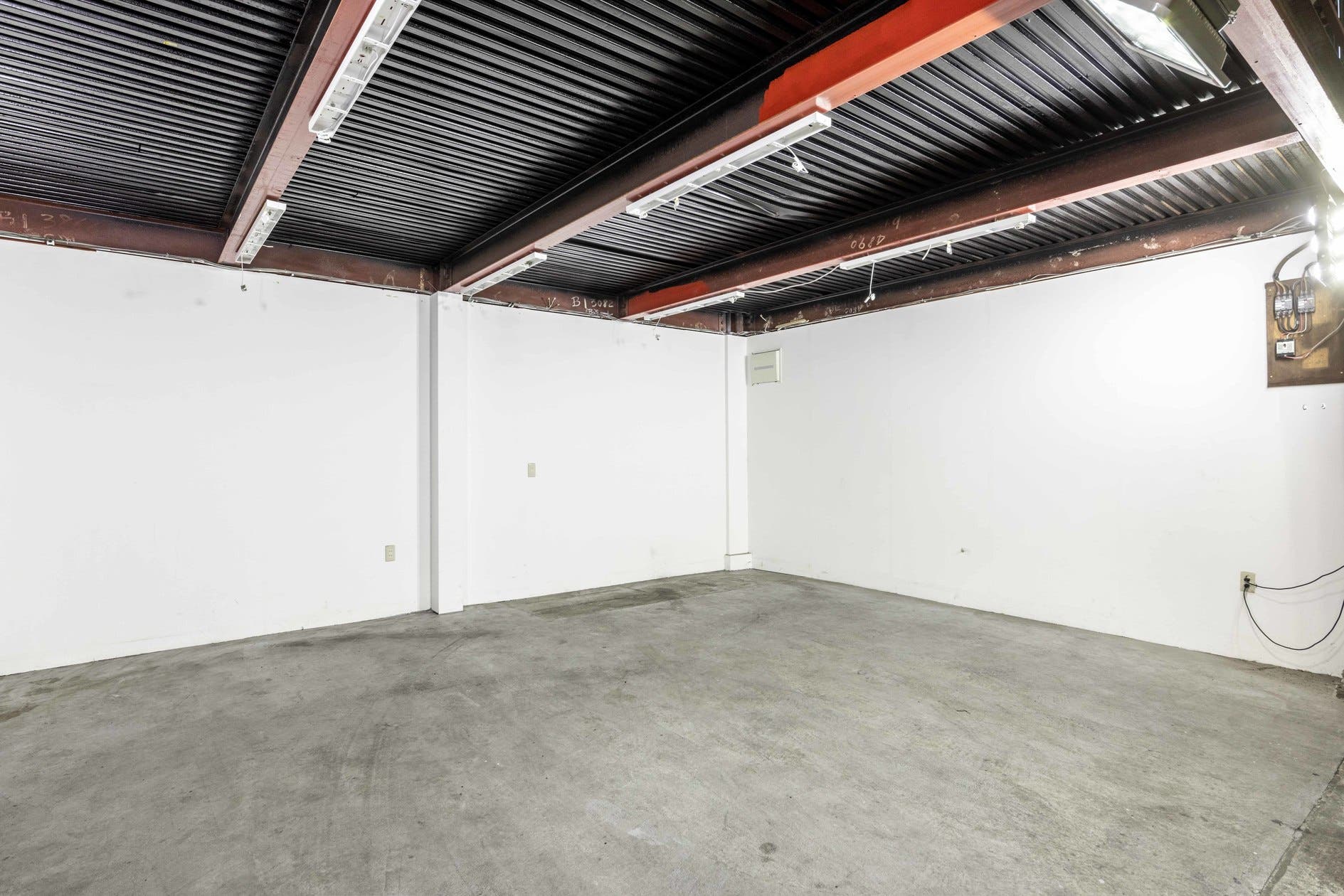 300㎡の巨大倉庫で撮影はいかがですか？の写真6