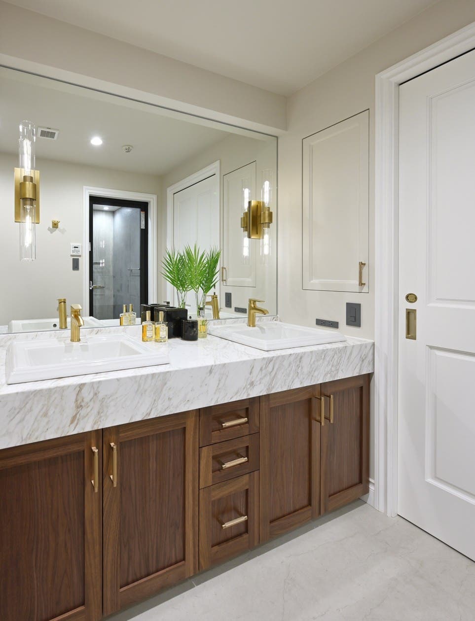 南側/自然光◎/モダンクラシック/海外風/ヘリンボーン/大理石/キッチン／ハウススタジオの写真8