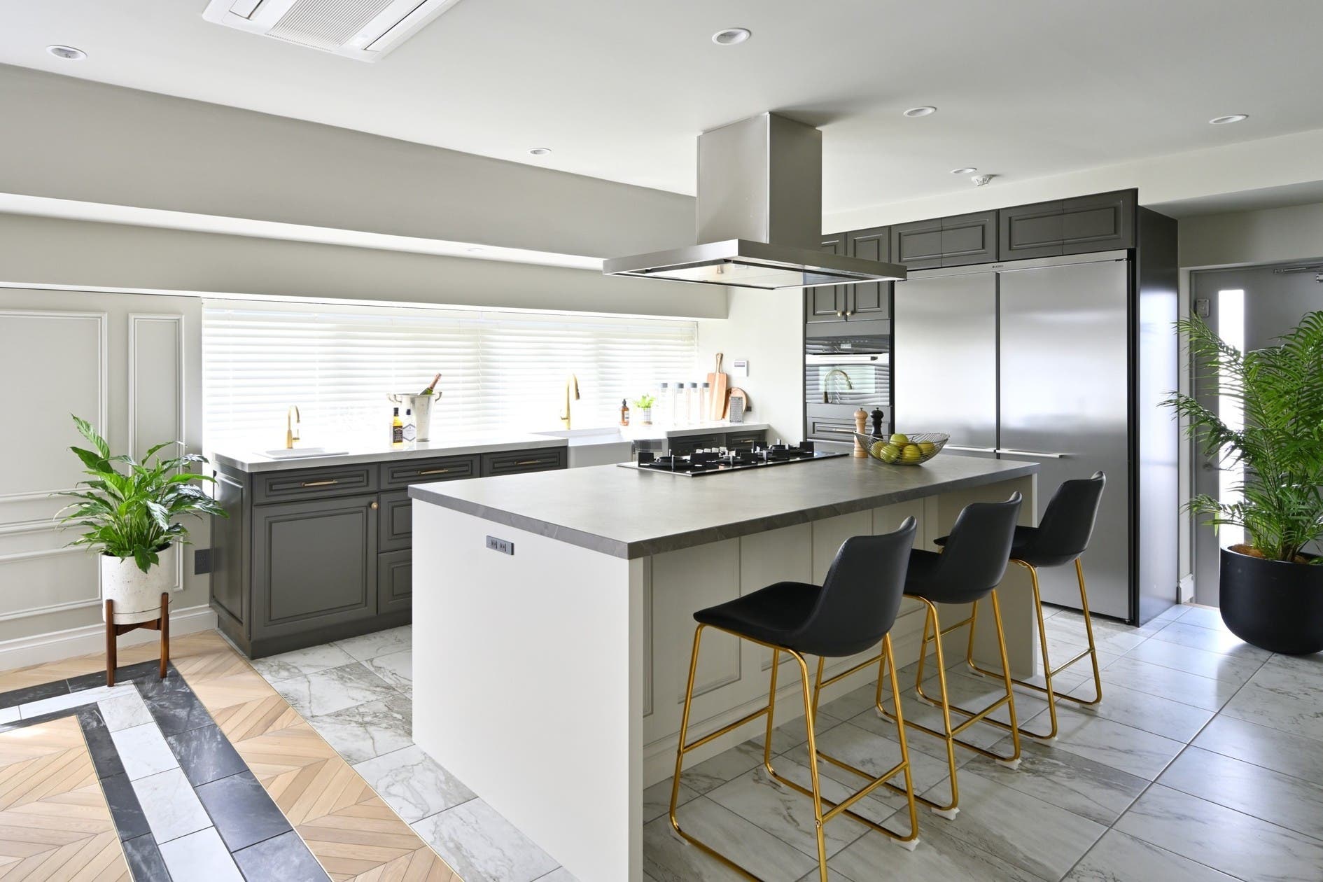 南側/自然光◎/モダンクラシック/海外風/ヘリンボーン/大理石/キッチン／ハウススタジオの写真9