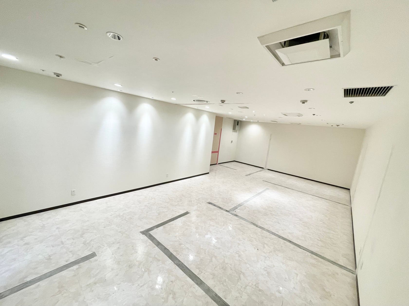 逆瀬川駅直結のギャラリー向きスペースですの写真1