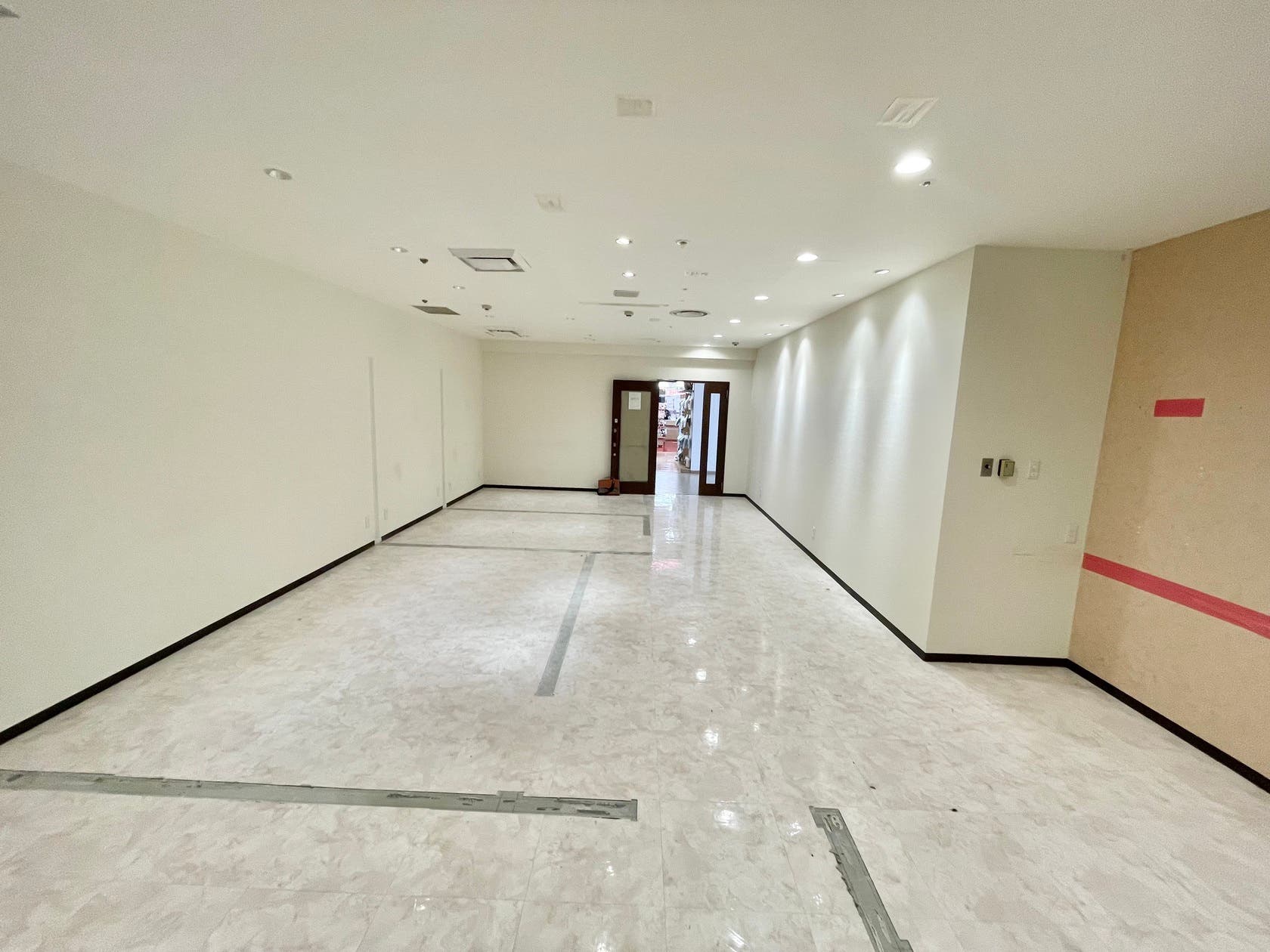 逆瀬川駅直結のギャラリー向きスペースですの写真2