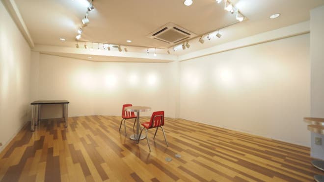東京・代官山にある、2階のギャラリー。アートの展示他、アパレル展示会などの利用実績多数あり。の写真1