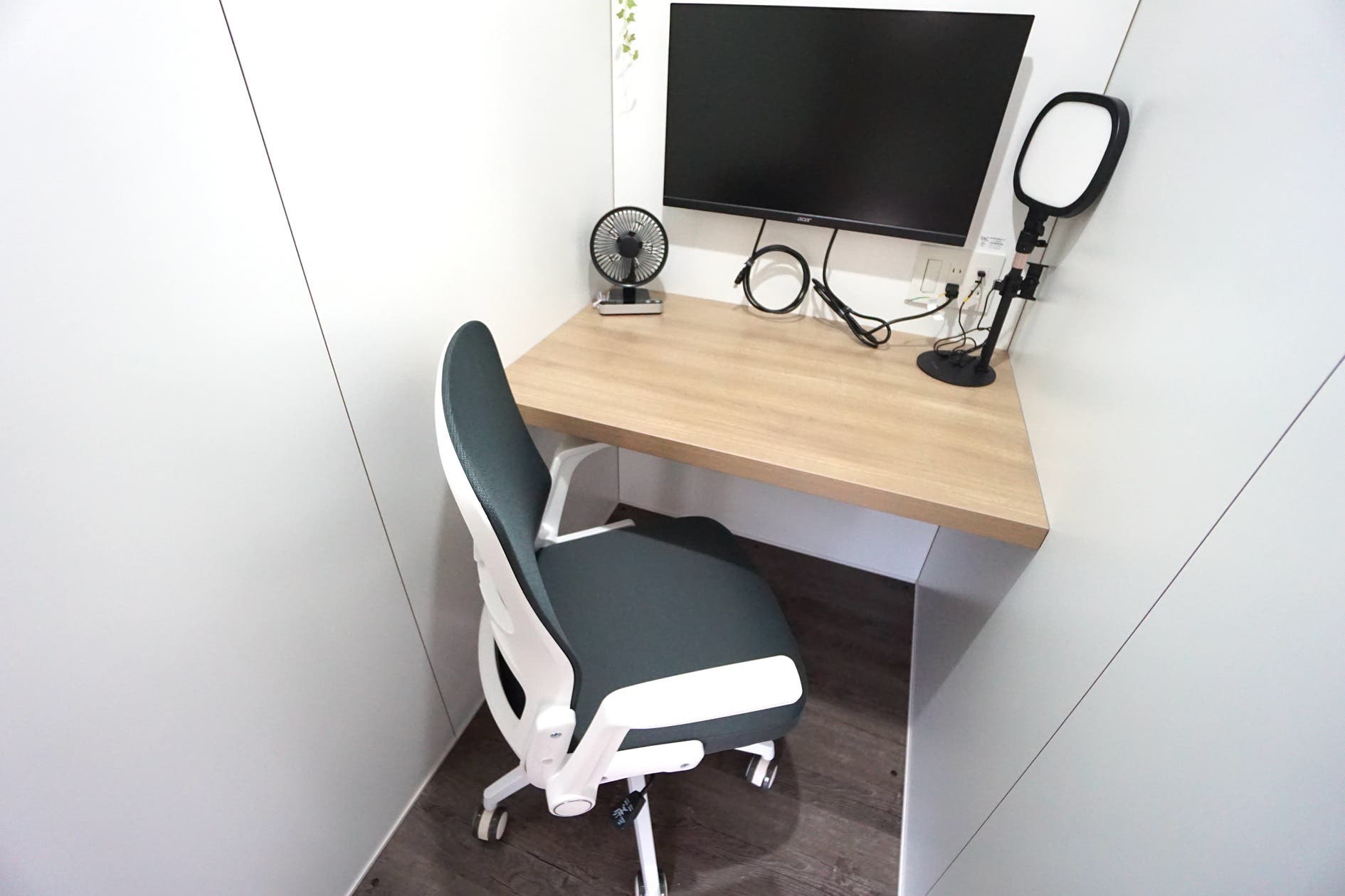 ＜ワークブース天神南No.2＞天神南駅徒歩1分✨完全個室🚪Wi-Fi📶モニター🖥️電源🔌テレワーク/面接/自習/作業の写真1