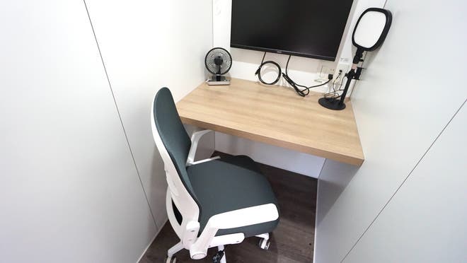 <ワークブース天神南No.2>天神南駅徒歩1分✨完全個室🚪Wi-Fi📶モニター🖥️電源🔌テレワーク/面接/自習/作業の写真1