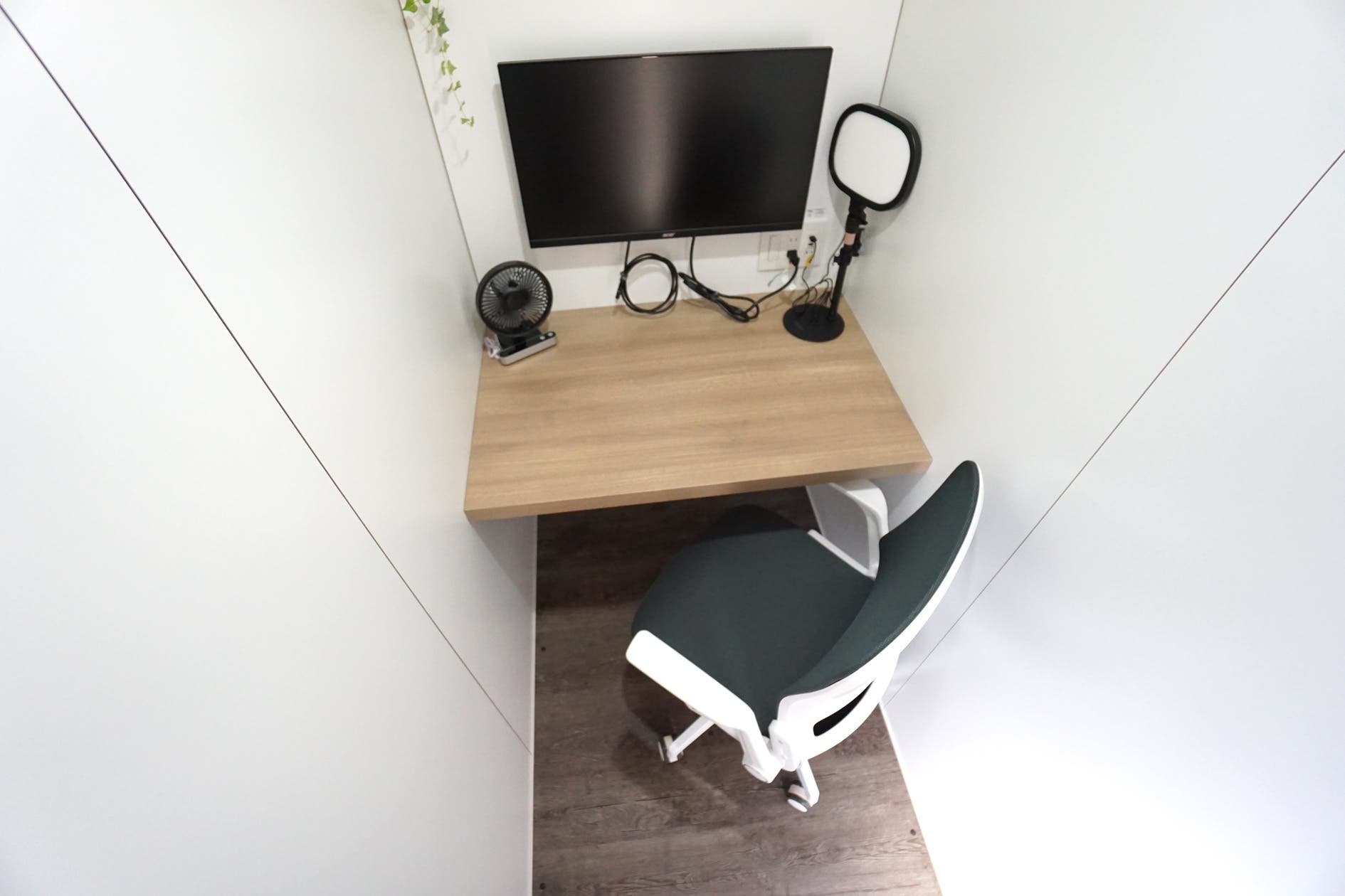 ＜ワークブース天神南No.2＞天神南駅徒歩1分✨完全個室🚪Wi-Fi📶モニター🖥️電源🔌テレワーク/面接/自習/作業の写真3