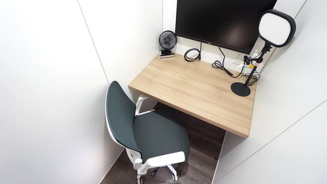 <ワークブース天神南No.3>天神南駅徒歩1分✨完全個室🚪Wi-Fi📶モニター🖥️電源🔌テレワーク/面接/自習/作業の写真1