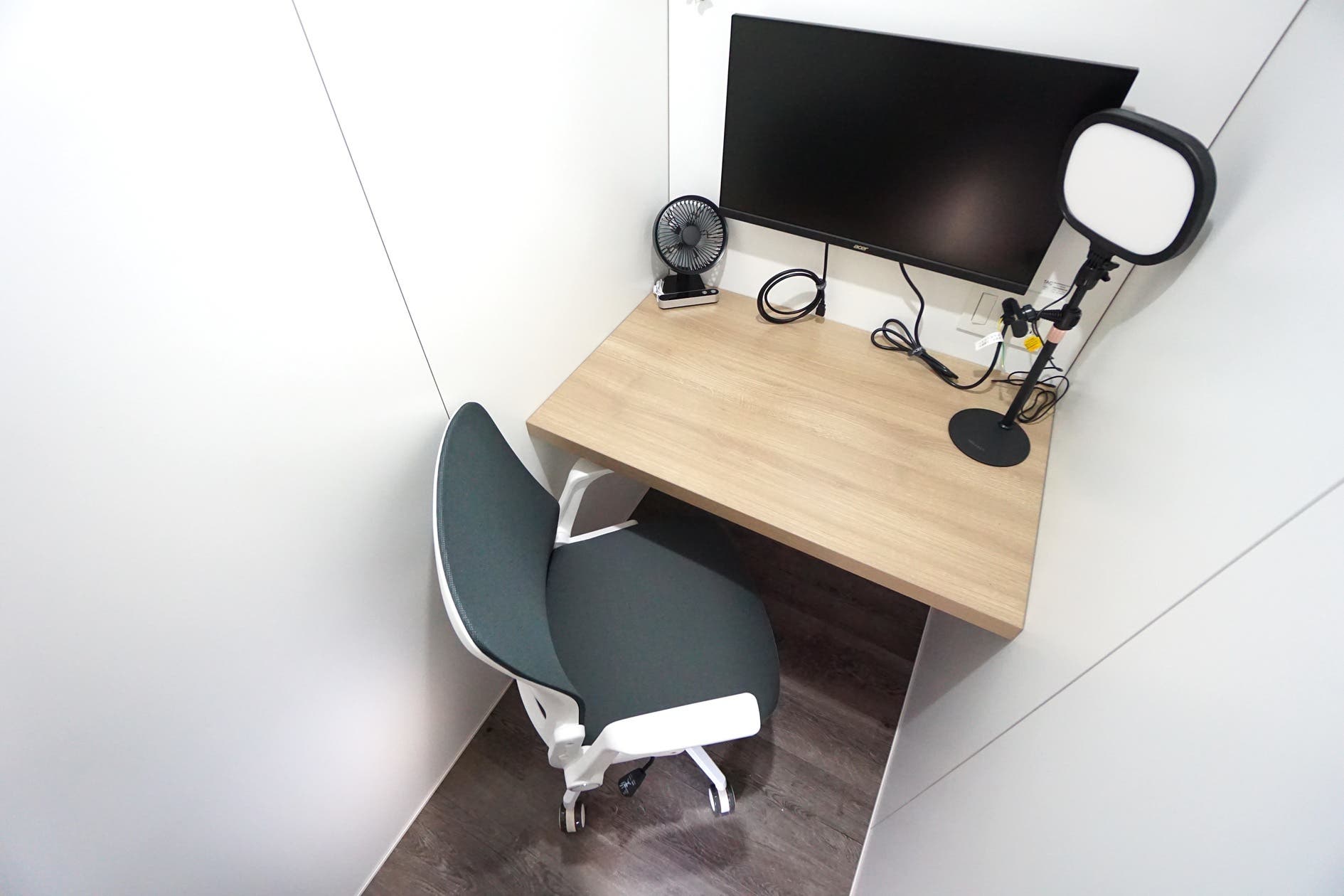 ＜ワークブース天神南No.4＞天神南駅徒歩1分✨完全個室🚪Wi-Fi📶モニター🖥️電源🔌テレワーク/面接/自習/作業の写真1