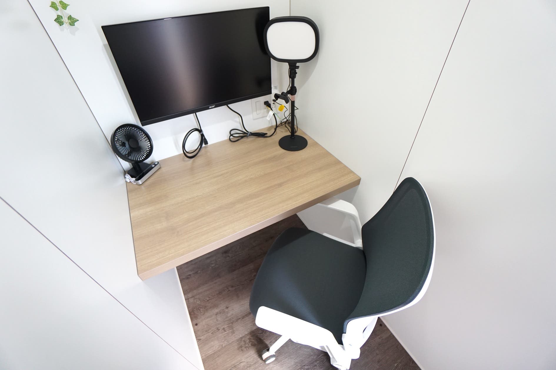 ＜ワークブース天神南No.4＞天神南駅徒歩1分✨完全個室🚪Wi-Fi📶モニター🖥️電源🔌テレワーク/面接/自習/作業の写真3