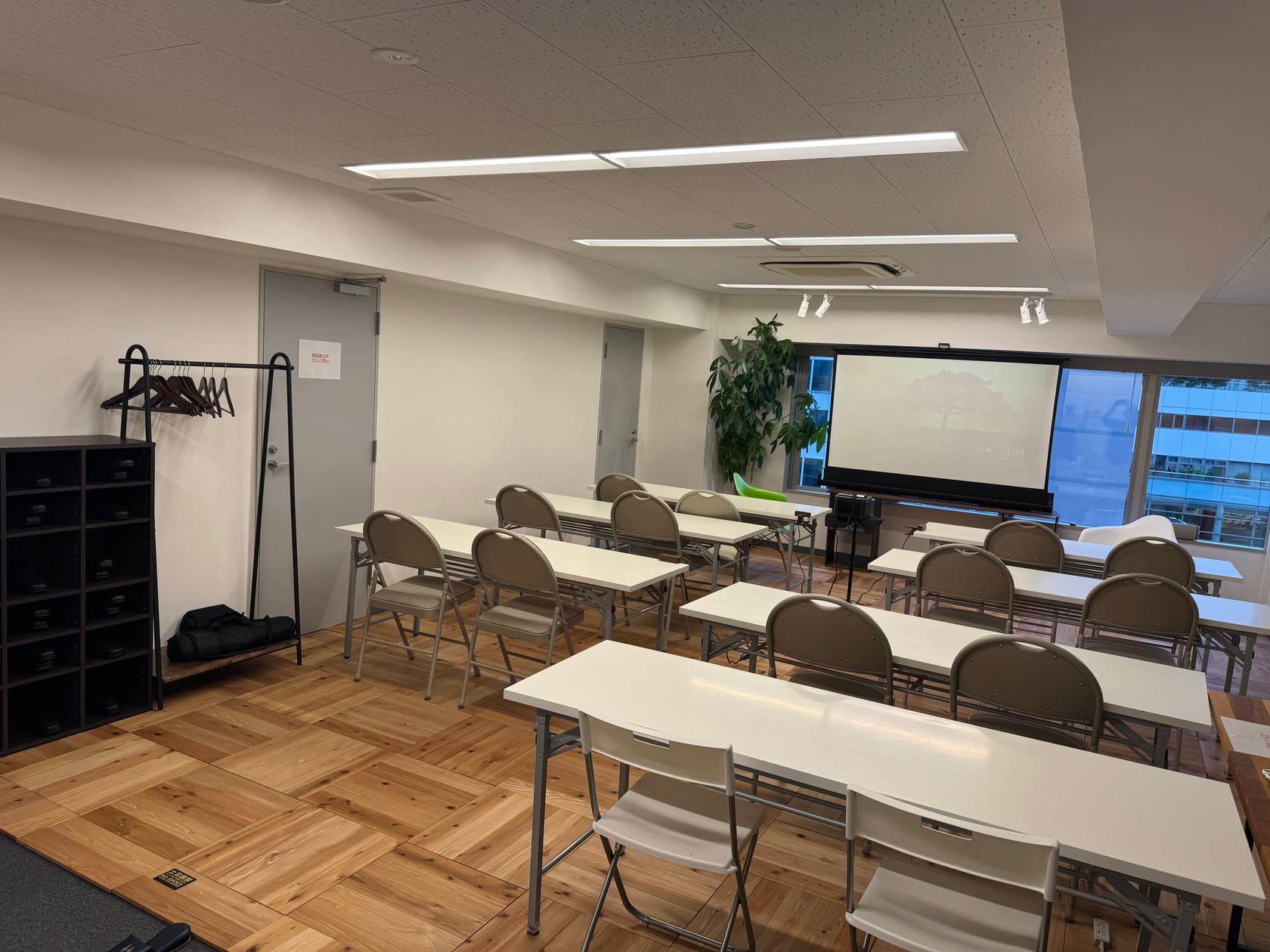 【六本木駅徒歩１分】洗練されたオフィスビル7階 六本木100feetの写真1