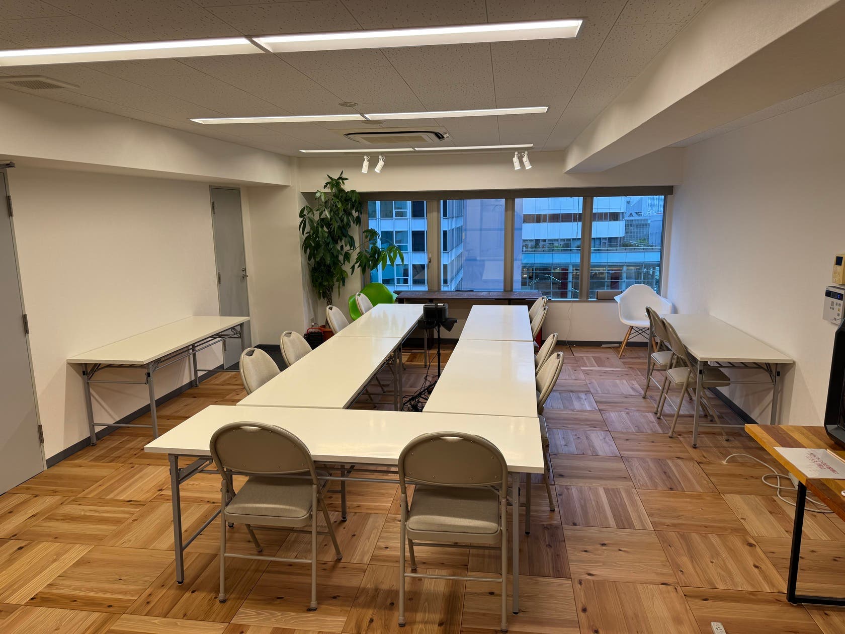 【六本木駅徒歩１分】洗練されたオフィスビル7階 六本木100feetの写真2