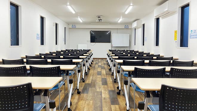 Room2 最大60席【高崎駅徒歩7分 販売利用OK】TVモニター|プロジェクター|スクリーン|ホワイトボード|Wi-Fi|無料の写真2