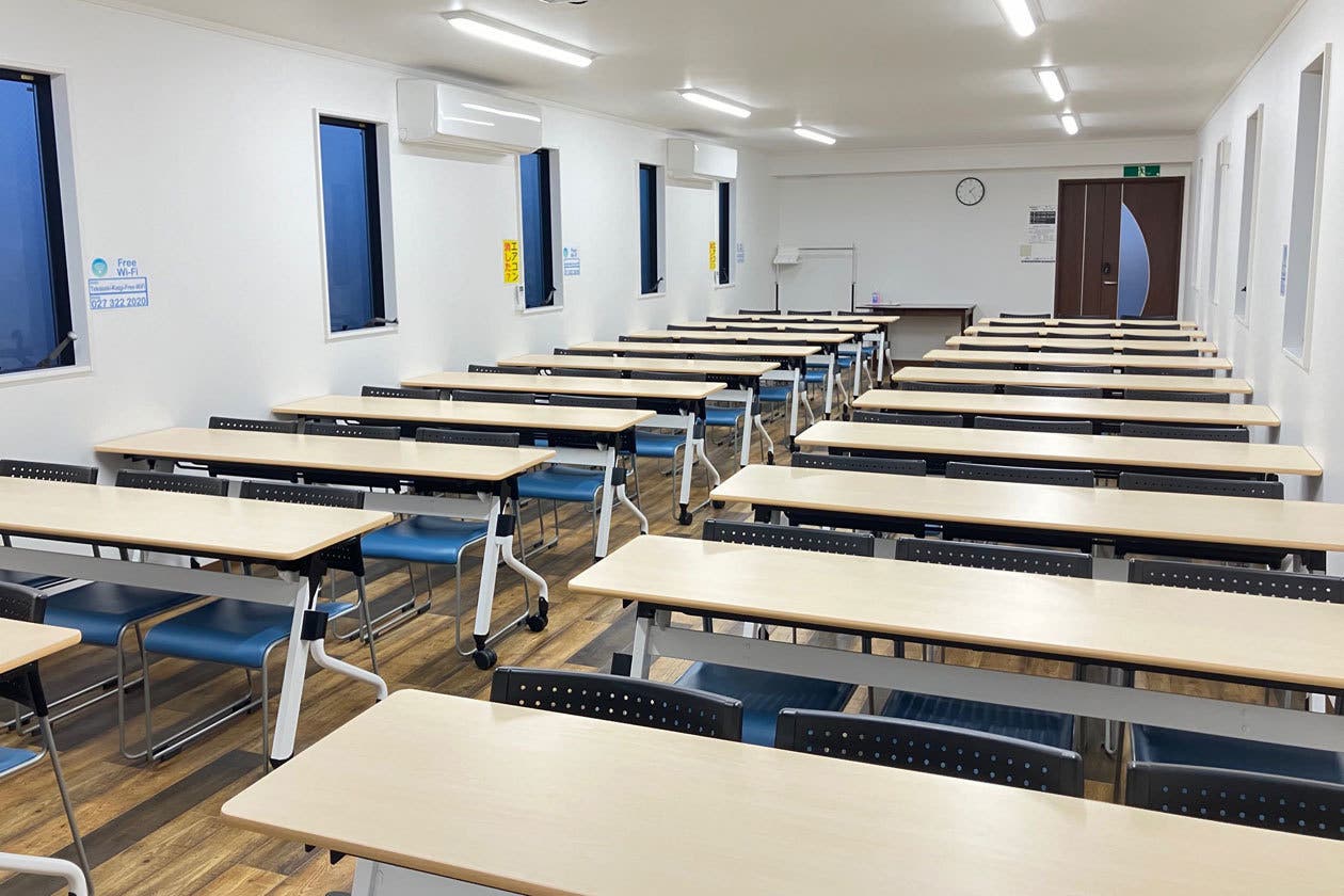 Room2 最大60席【高崎駅徒歩7分 販売利用OK】TVモニター|プロジェクター|スクリーン|ホワイトボード|Wi-Fi|無料の写真4