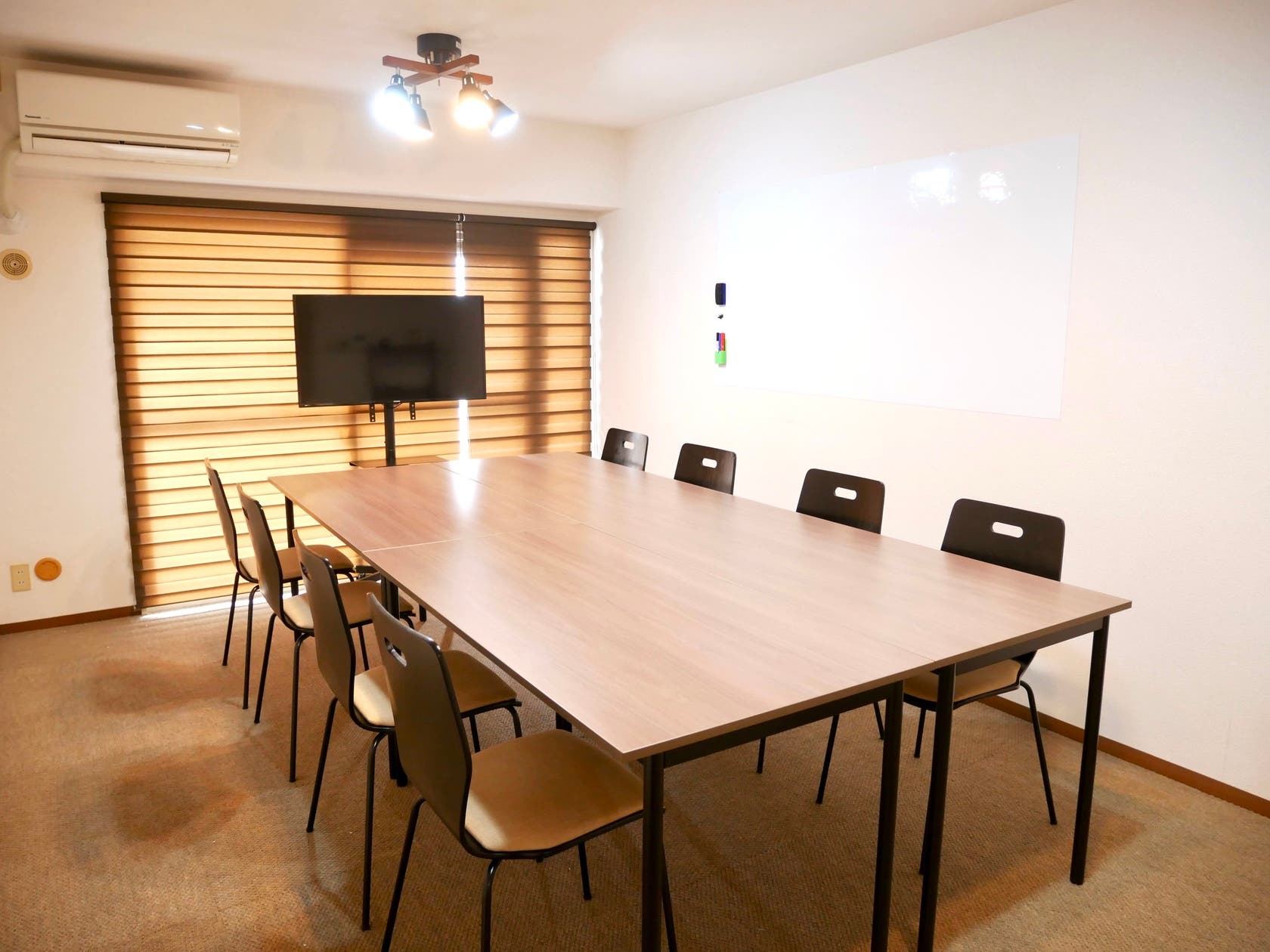 「高田馬場駅 徒歩2分🚶！大型モニター、無料Wi-Fi、分離可能デスクで、セミナー、ワークショップに最適👥✨」の写真1