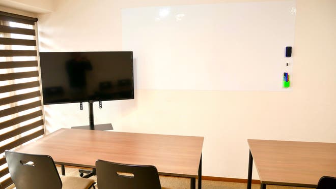 「高田馬場駅 徒歩2分🚶!大型モニター、無料Wi-Fi、分離可能デスクで、セミナー、ワークショップに最適👥✨」の写真11