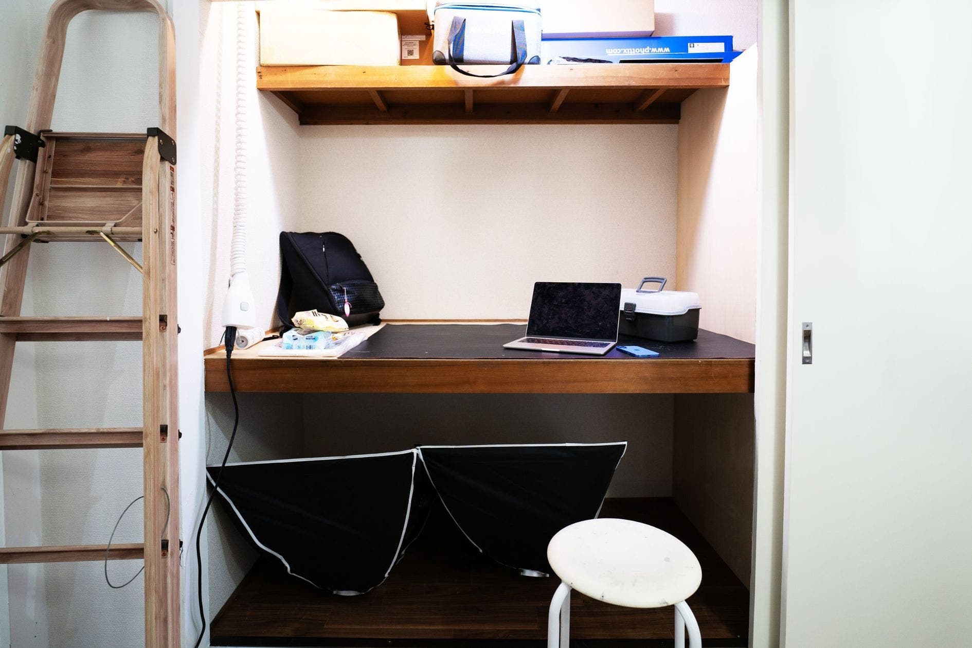 2号店 西新宿駅1分撮影スタジオ📷/機材無料📹/背景紙・モニターあり/真紅ベルベット/デザイナーズ家具🪑の写真25