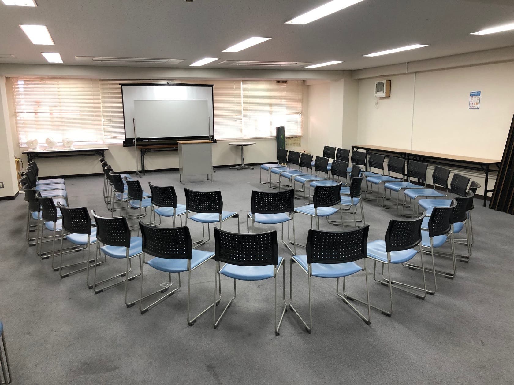 6階A室【心斎橋・堀江・アメ村エリア。駅から徒歩30秒！】無料備品も充実！展示会や交流イベントに最適の写真2