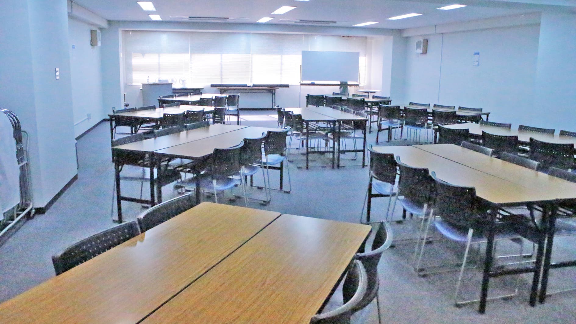 6階A室【心斎橋・堀江・アメ村エリア。駅から徒歩30秒！】無料備品も充実！展示会や交流イベントに最適の写真1