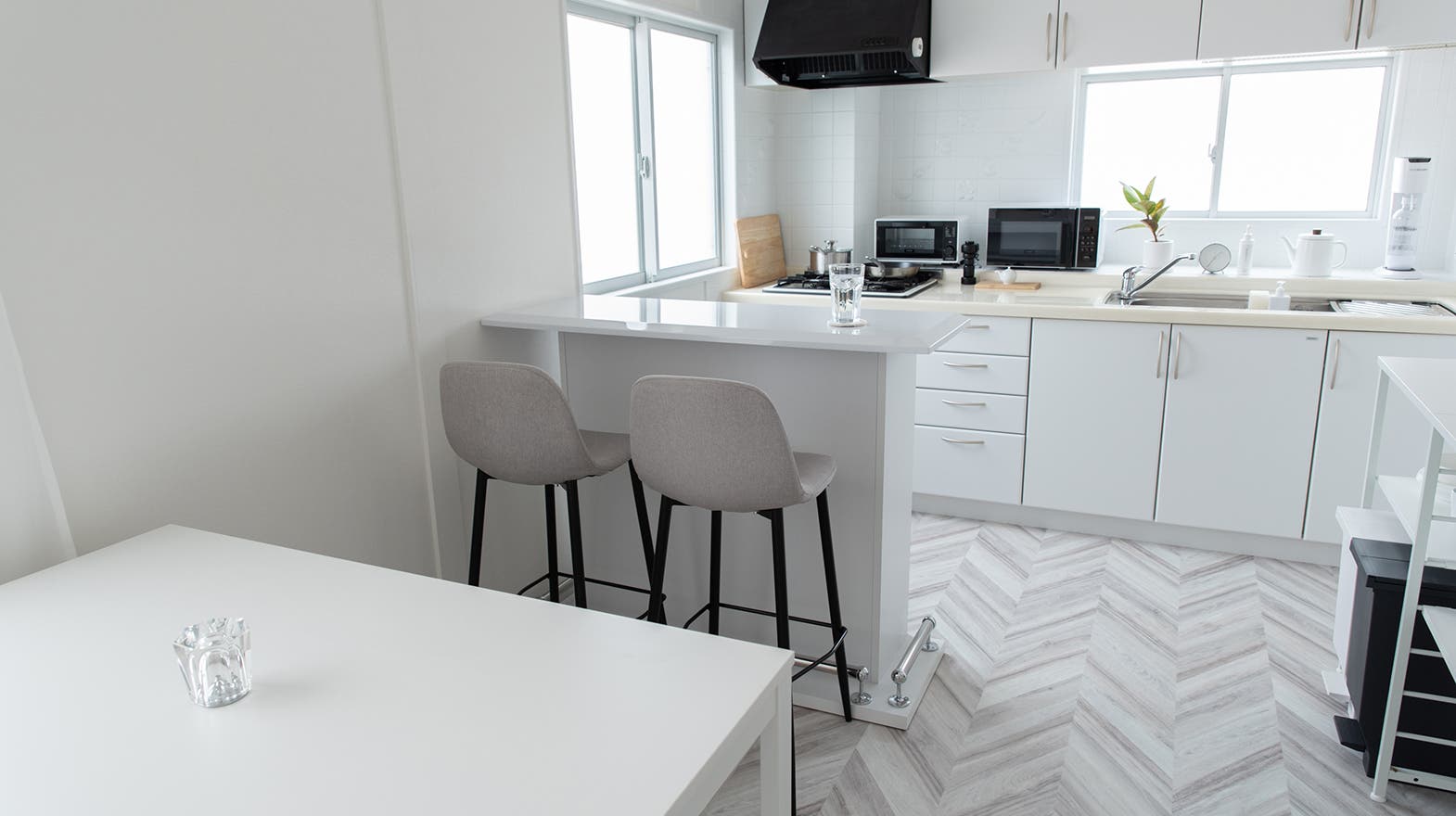 【スタジオJ】清潔感のあるホワイトを基調としたキッチンダイニングスタジオ、スタジオJの写真4