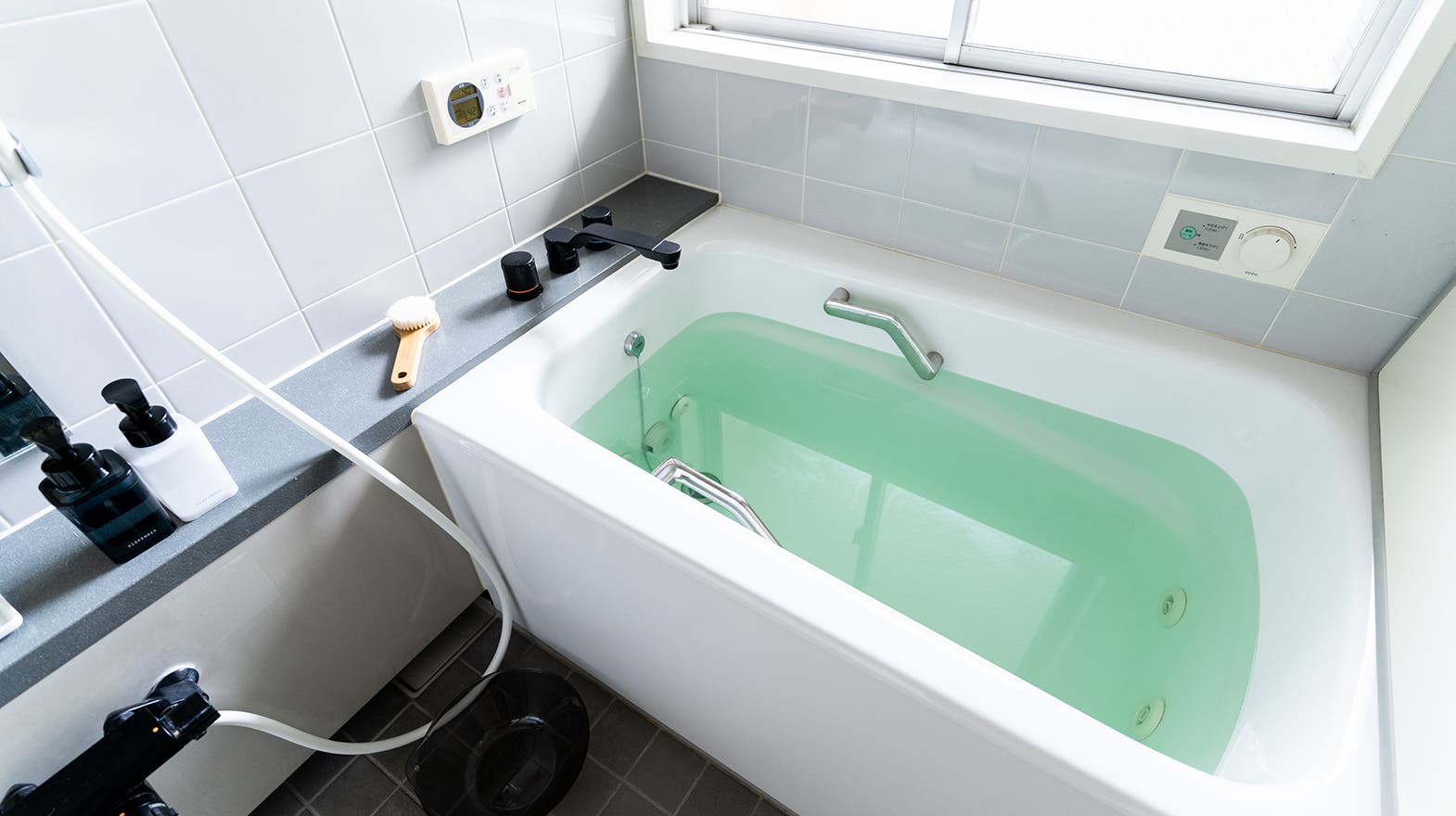 【スタジオL】お風呂・洗面台・洗濯機のある明るい大理石調のフロア、スタジオLの写真6