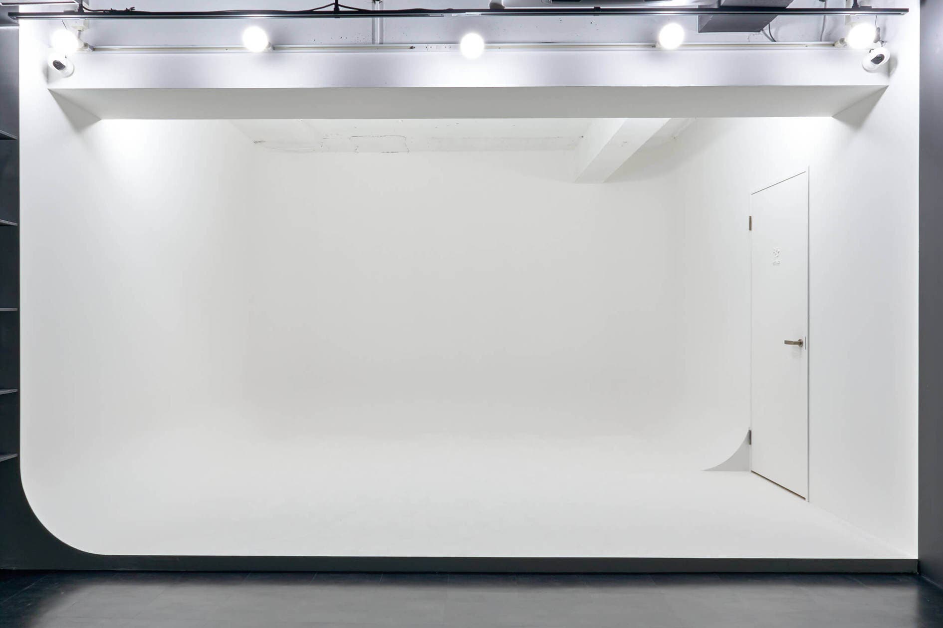 青山一丁目駅から徒歩7分･外苑前駅から徒歩4分｜白ホリと黒背景が使える無料機材が豊富に揃った格安レンタル撮影スタジオの写真2