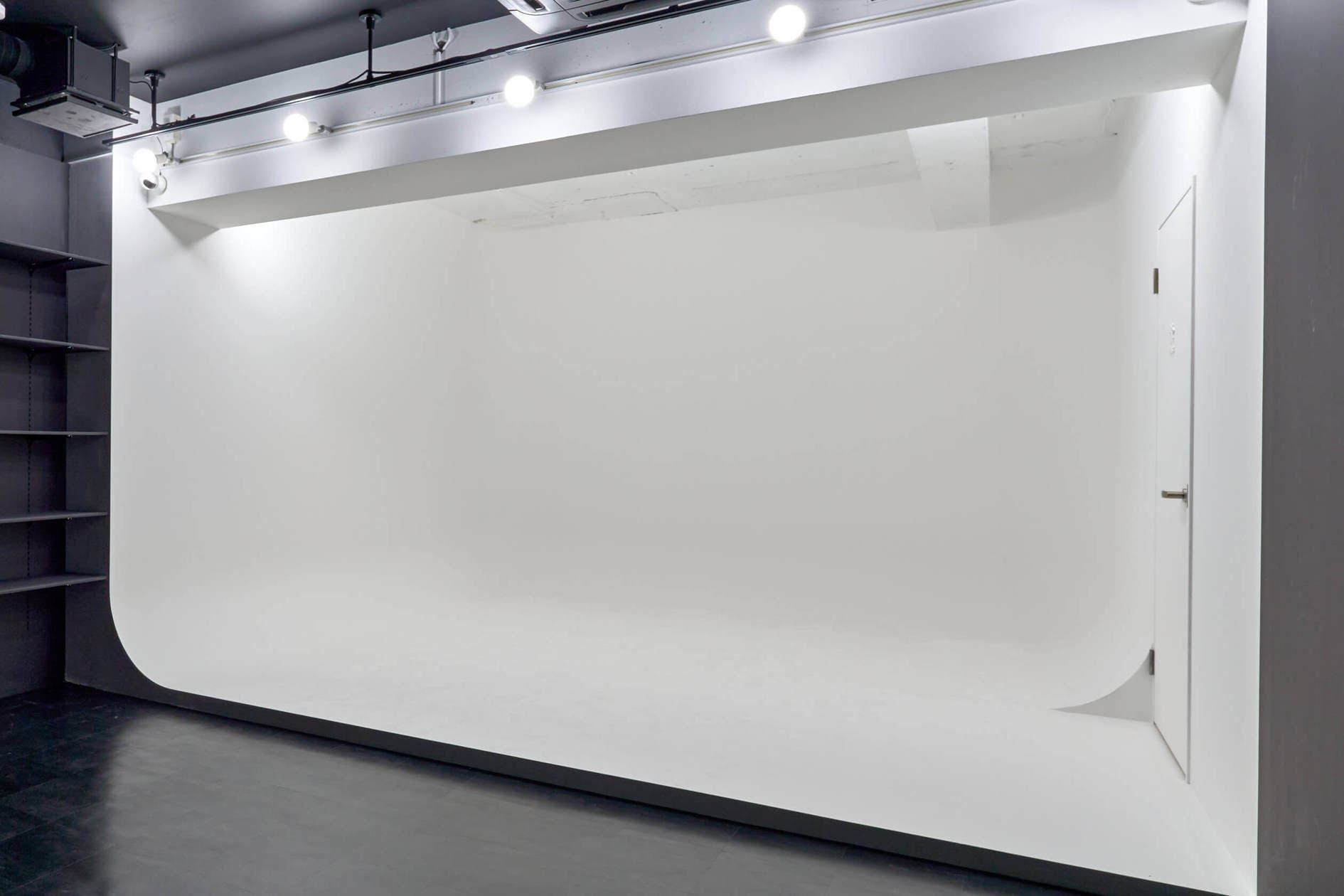 青山一丁目駅から徒歩7分･外苑前駅から徒歩4分｜白ホリと黒背景が使える無料機材が豊富に揃った格安レンタル撮影スタジオの写真4