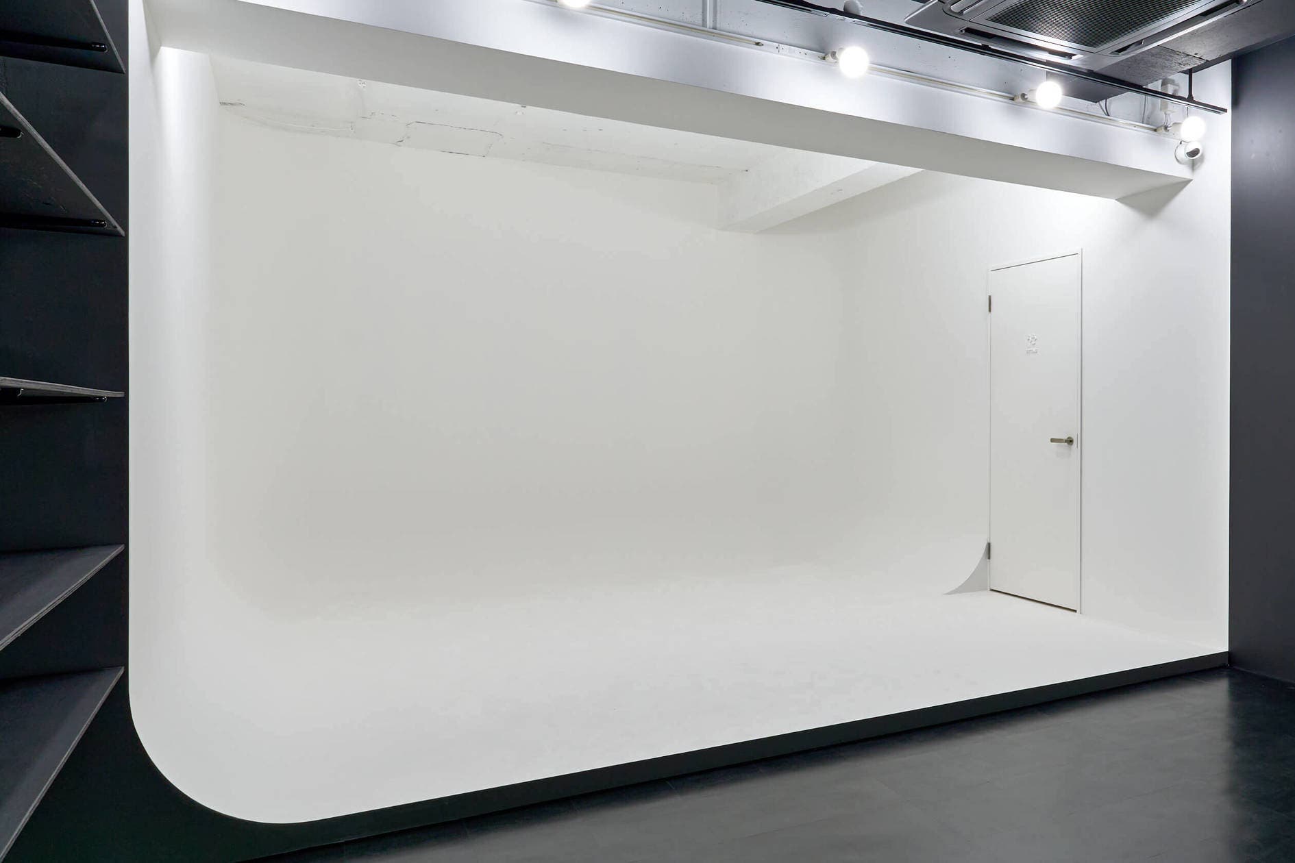 青山一丁目駅から徒歩7分･外苑前駅から徒歩4分｜白ホリと黒背景が使える無料機材が豊富に揃った格安レンタル撮影スタジオの写真5