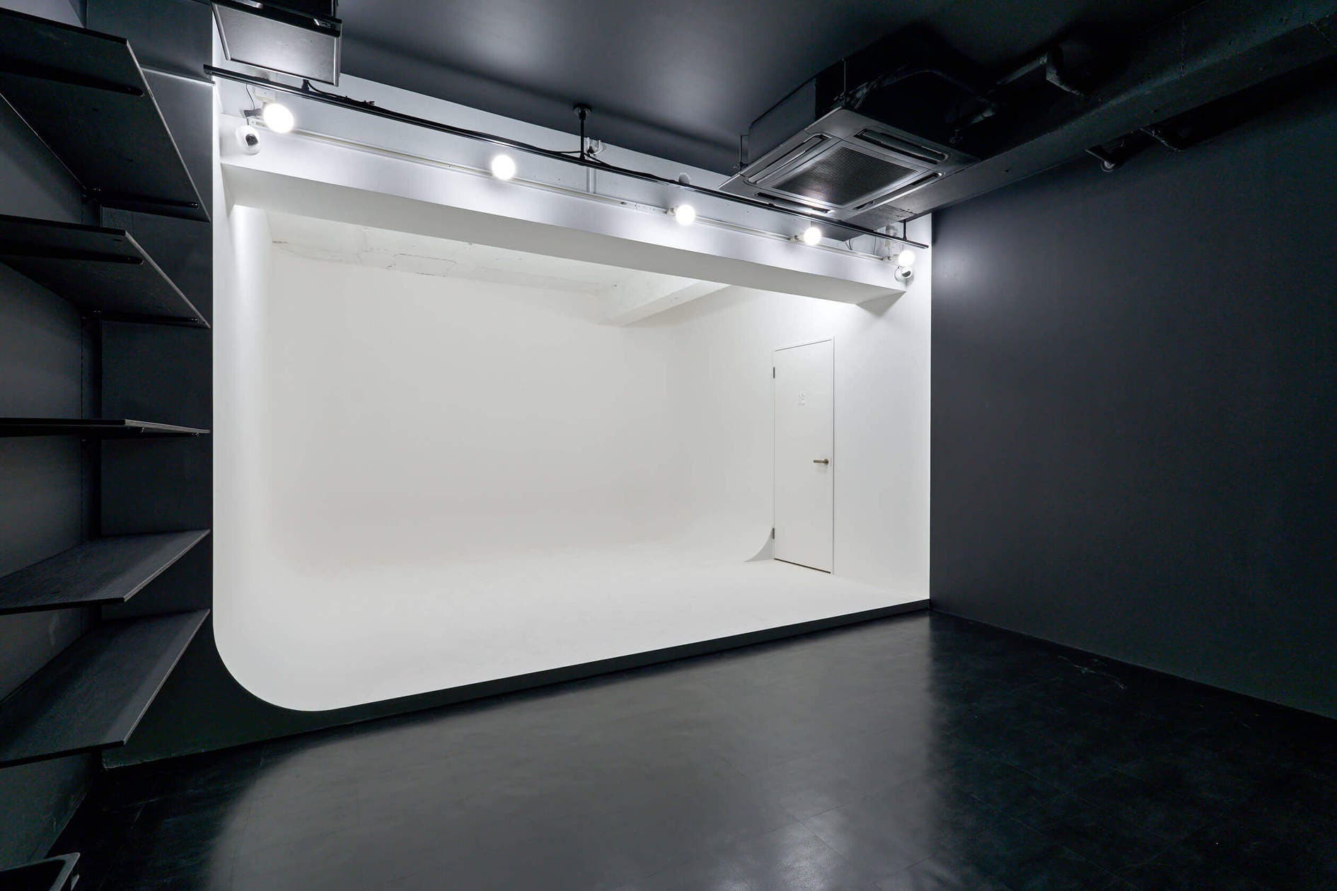 青山一丁目駅から徒歩7分･外苑前駅から徒歩4分｜白ホリと黒背景が使える無料機材が豊富に揃った格安レンタル撮影スタジオの写真9