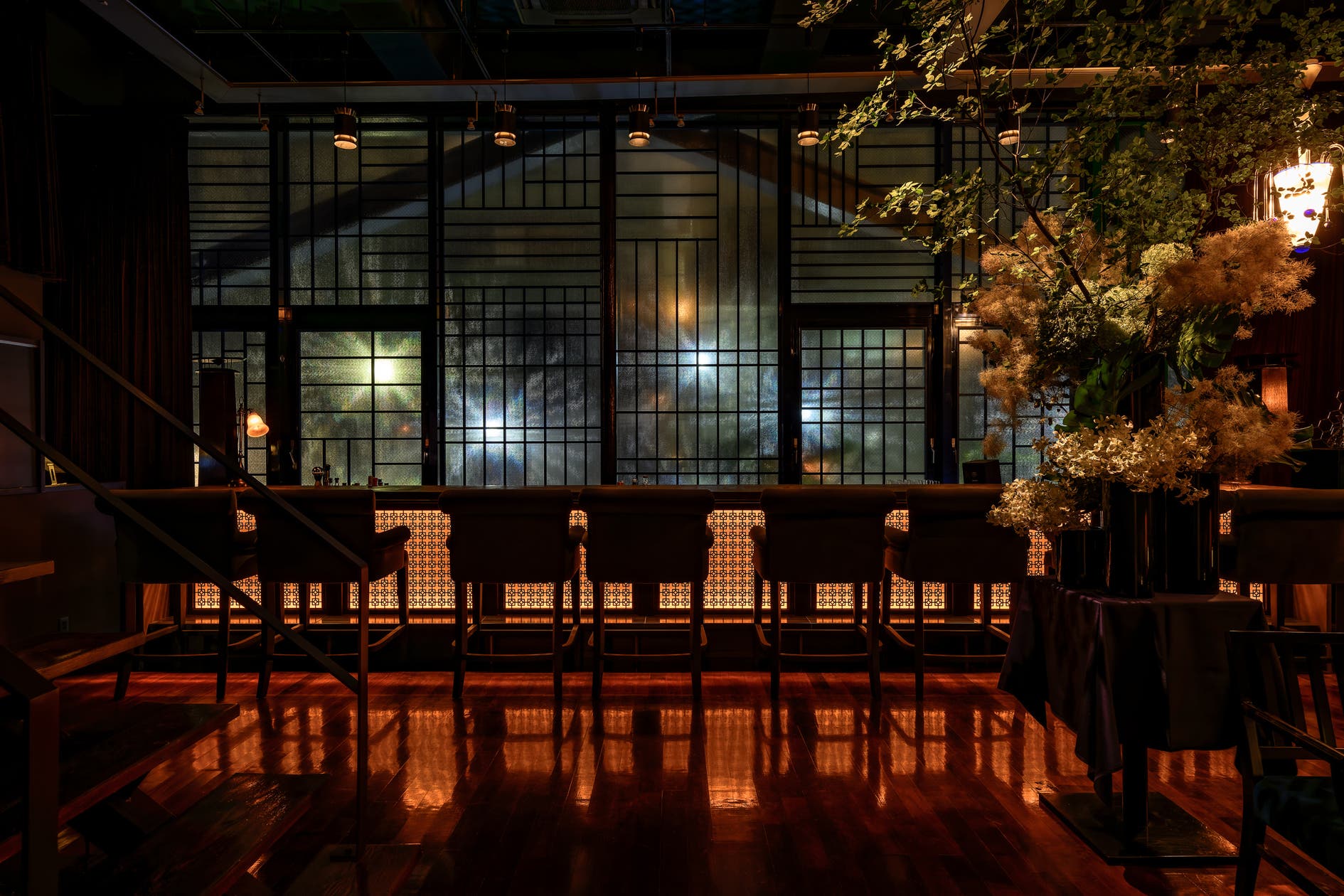 恵比寿駅3分、大きな開放的な窓と天高4m以上のバーの写真6