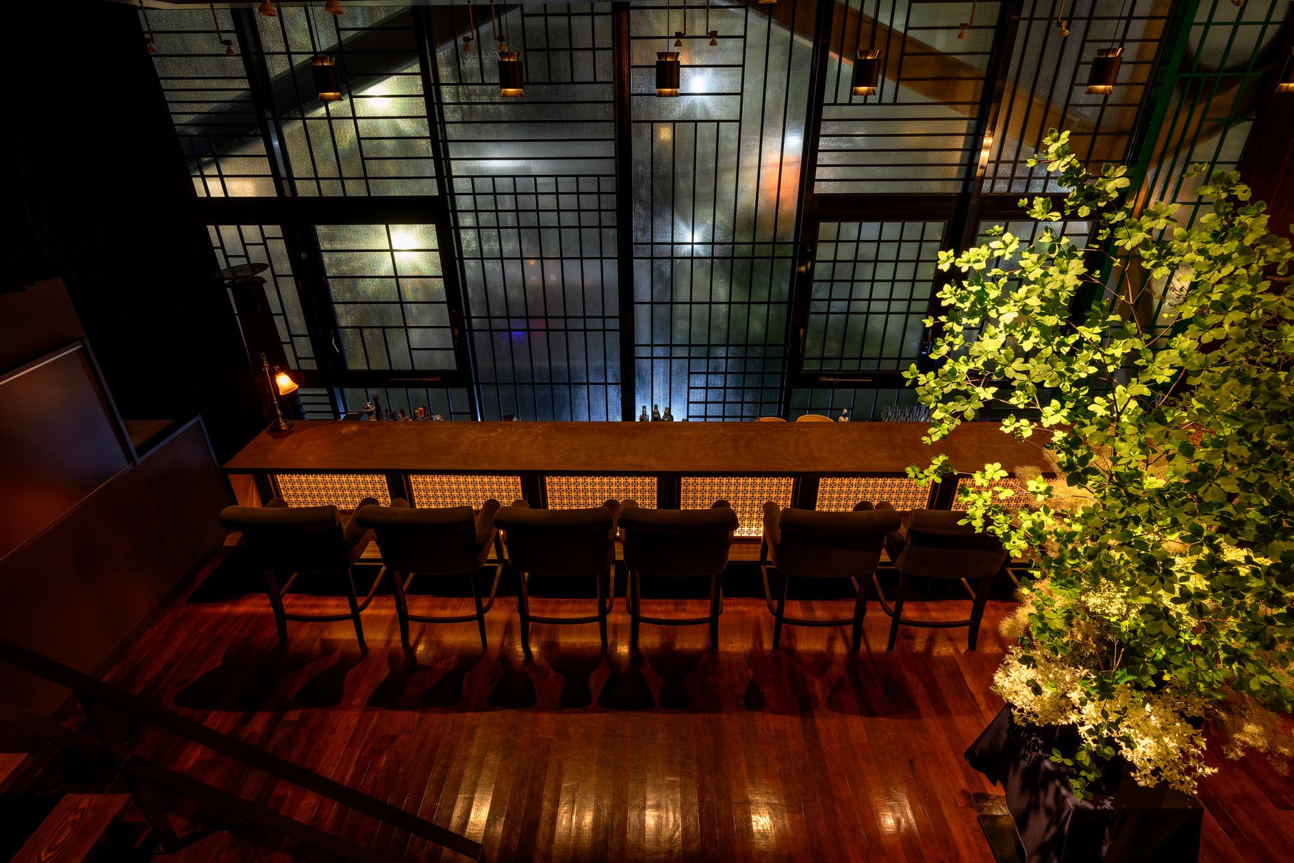 恵比寿駅3分、大きな開放的な窓と天高4m以上のバーの写真7