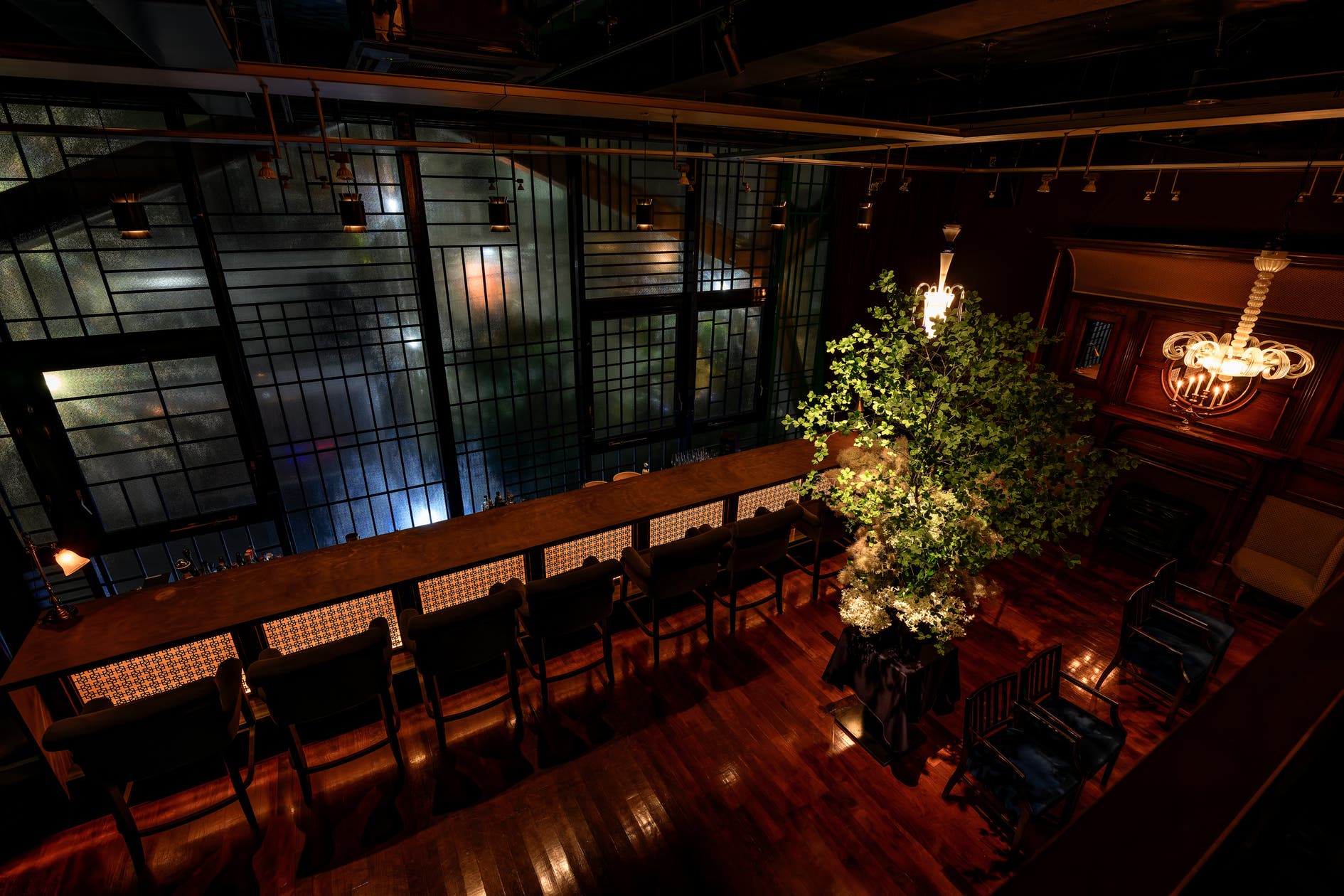 恵比寿駅3分、大きな開放的な窓と天高4m以上のバーの写真8