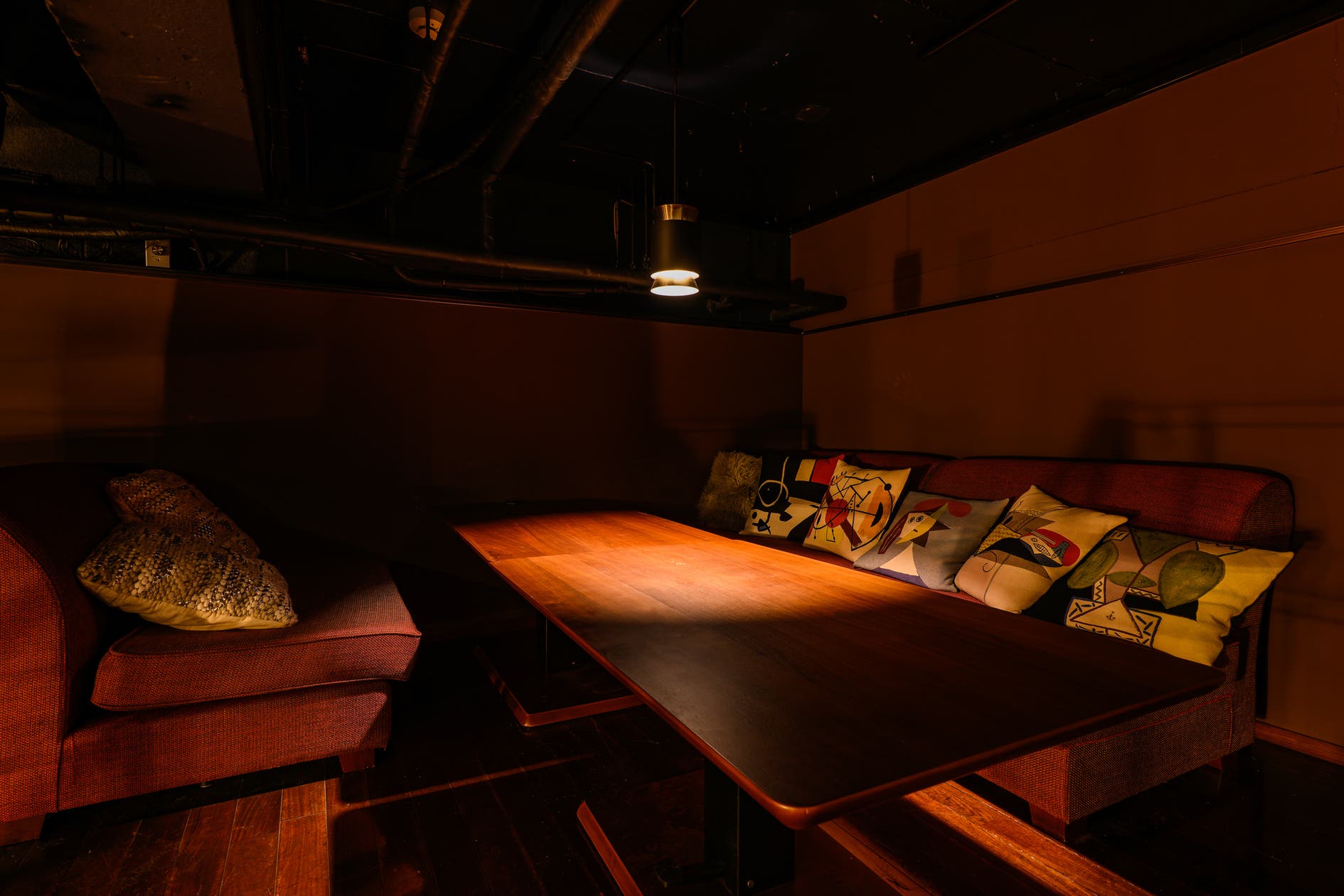 恵比寿駅3分、大きな開放的な窓と天高4m以上のバーの写真5