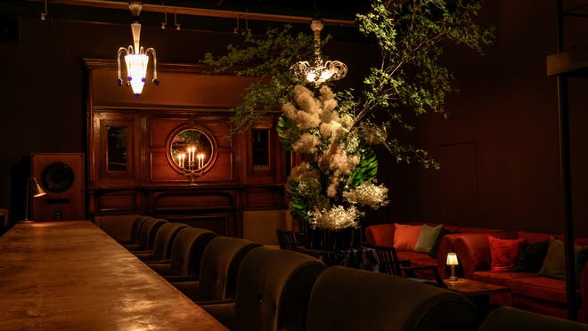 恵比寿駅3分、大きな開放的な窓と天高4m以上のバーの写真9