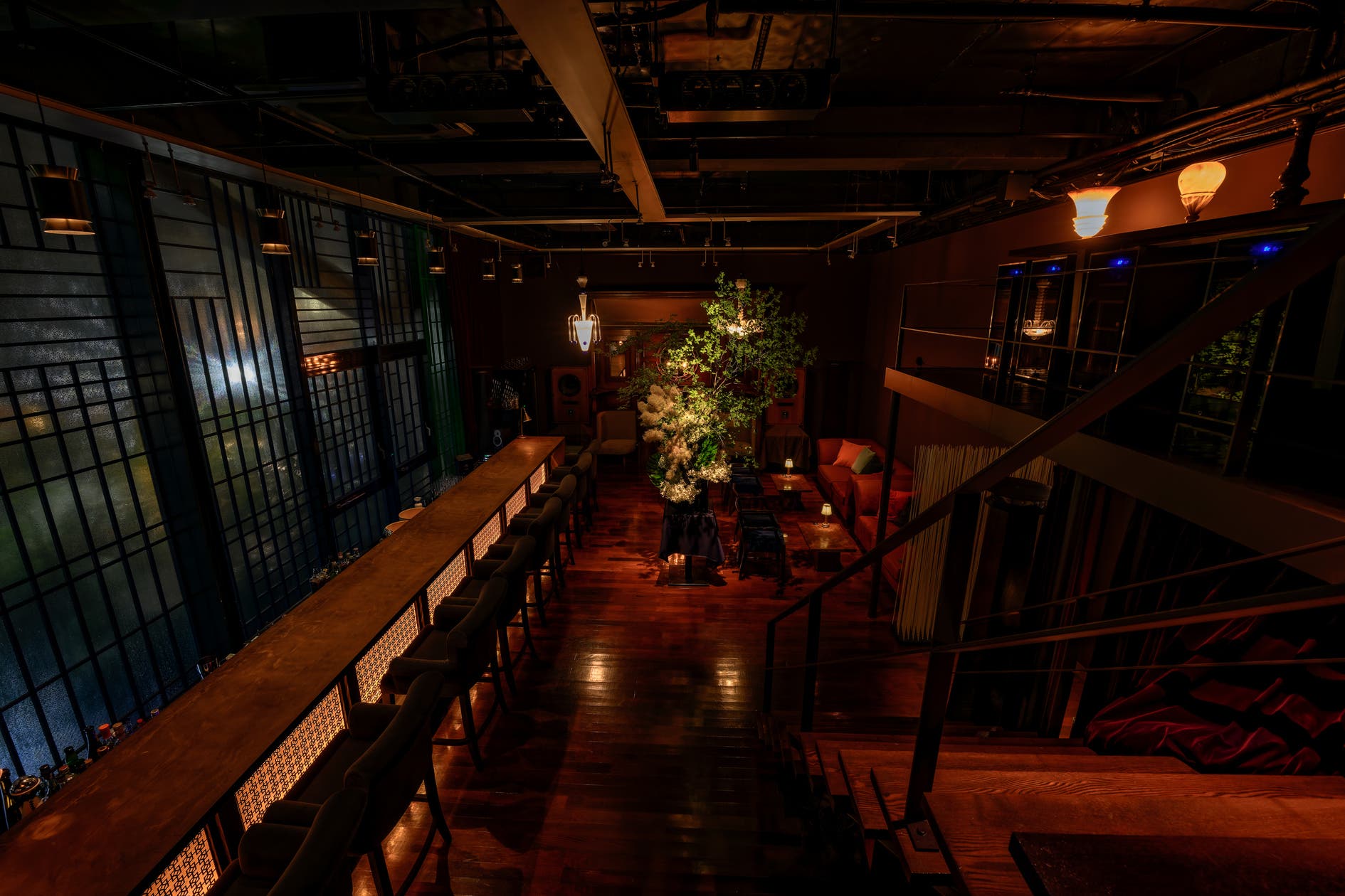 恵比寿駅3分、大きな開放的な窓と天高4m以上のバーの写真4