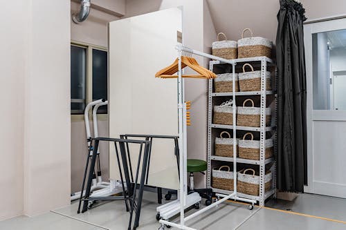 西永福駅徒歩1分！ヨガ・ピラティスのグッズ充実。47㎡の広々空間。施術ベッド6台机に椅子も。グッズや設備は全て無料☺︎の写真6