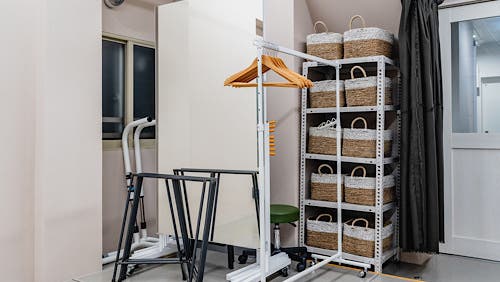 西永福駅徒歩1分!ヨガ・ピラティスのグッズ充実。47㎡の広々空間。施術ベッド6台机に椅子も。グッズや設備は全て無料☺︎の写真6