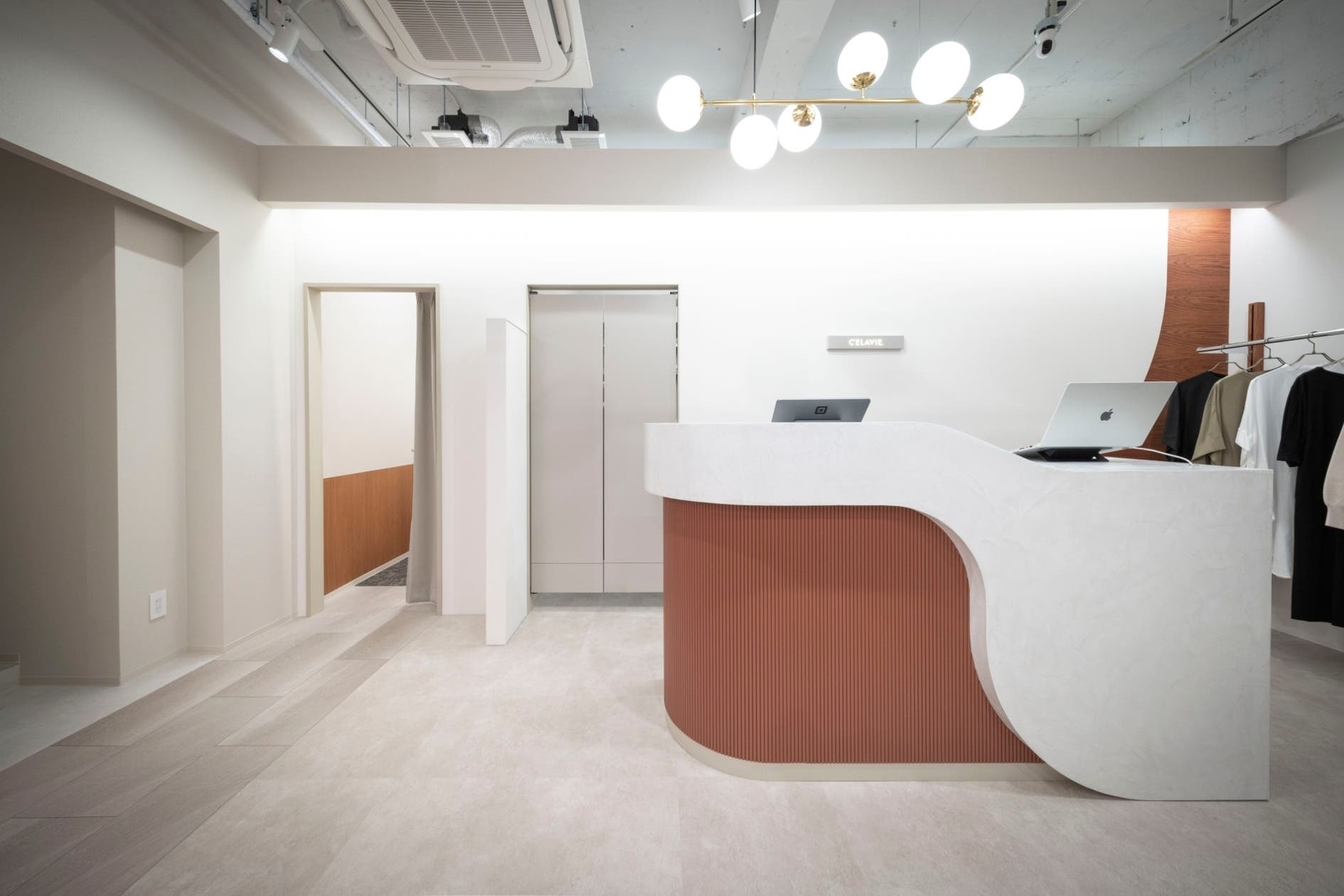 けやき通りにあるレディースセレクトショップです。の写真5