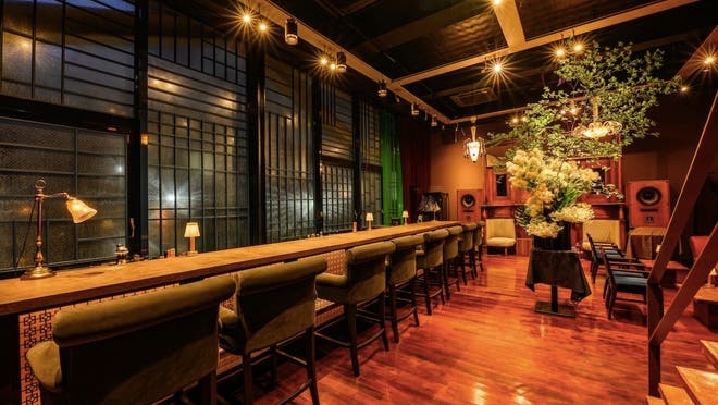 恵比寿駅3分、大きな開放的な窓と天高4m以上のバーの写真1