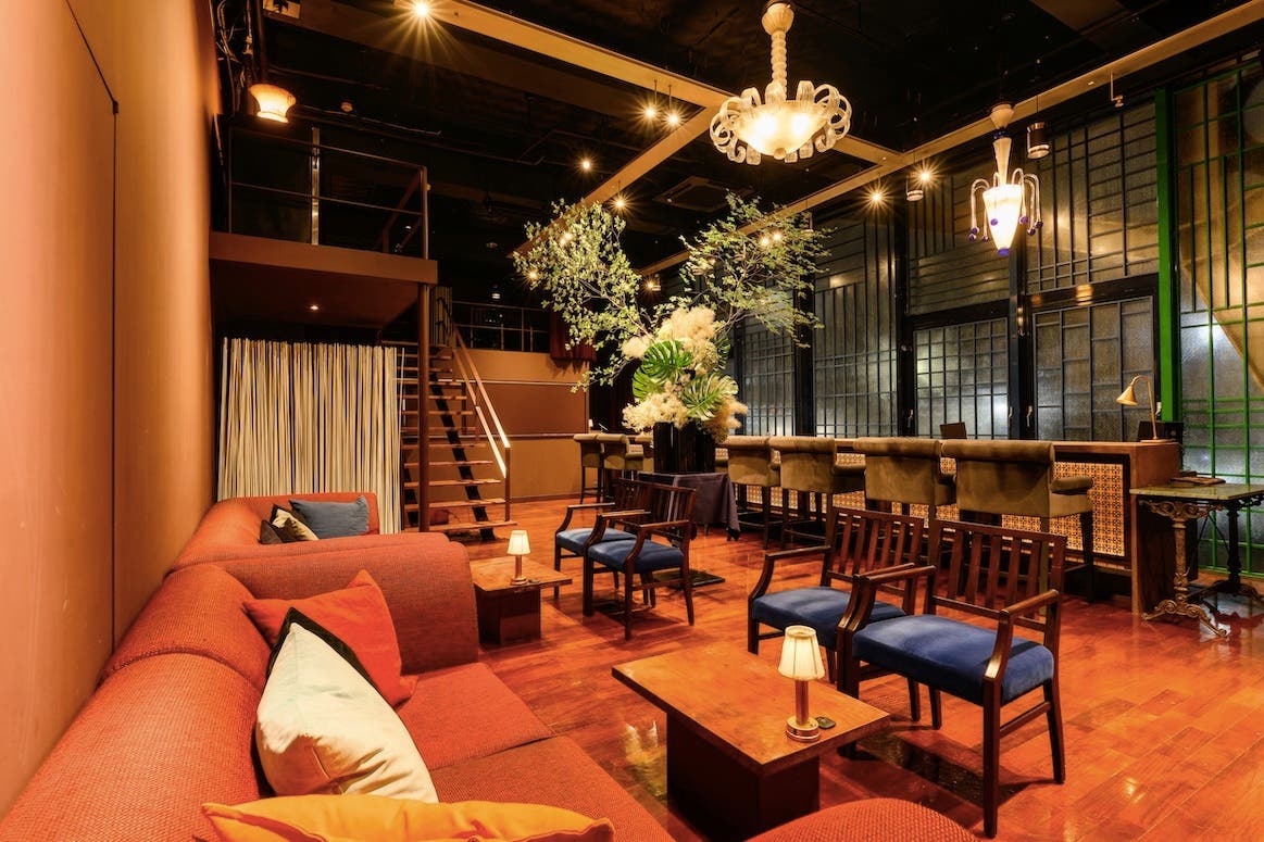 恵比寿駅3分、大きな開放的な窓と天高4m以上のバーの写真10