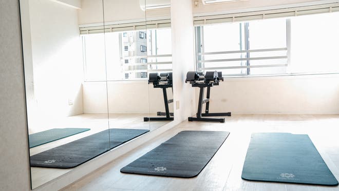 恵比寿駅徒歩3分|日差しで明るい!広々とした清潔な完全個室|トレーニング ヨガ 整体に!の写真3